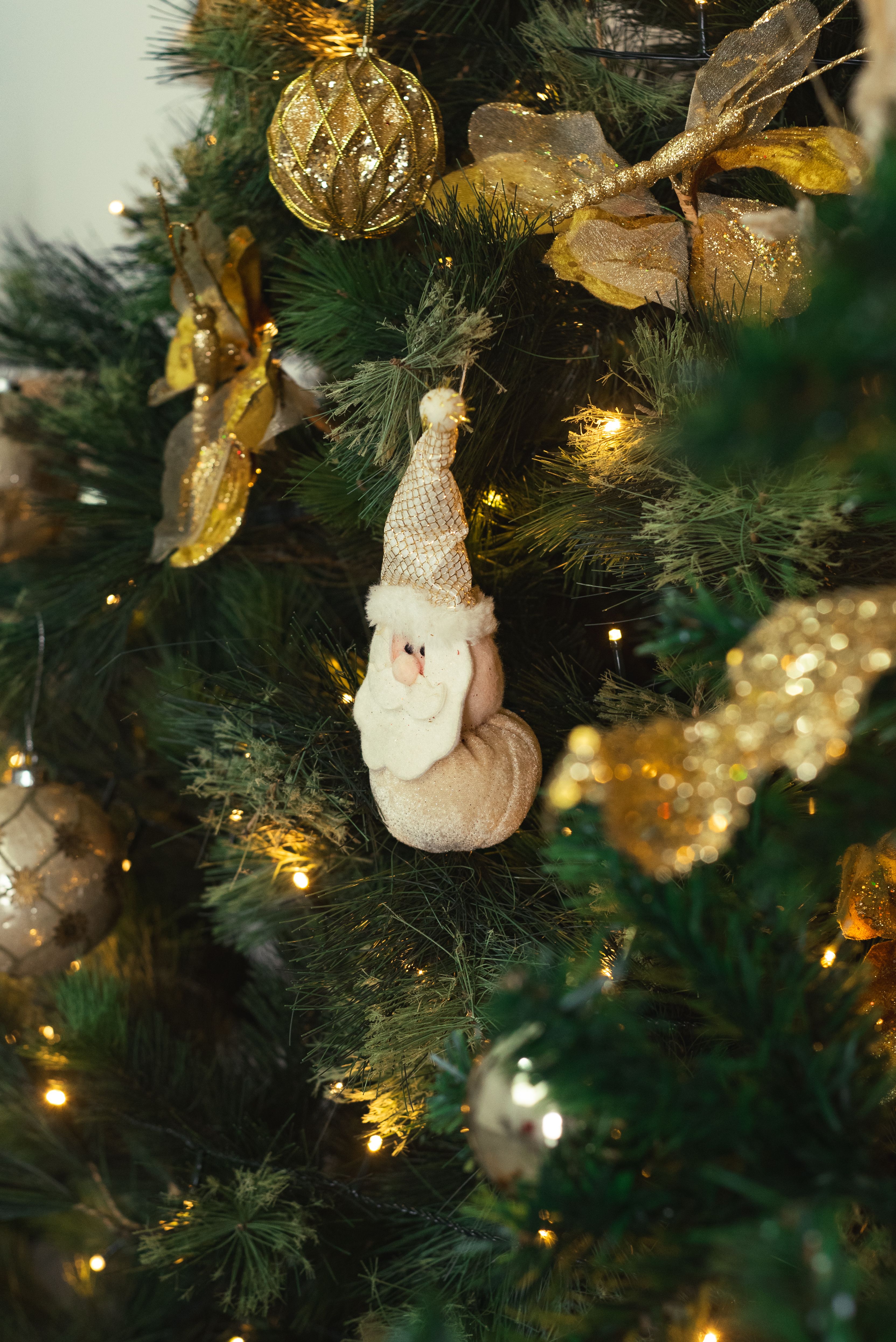 Elegant Christmas Tree with Festive Decorations · Free Stock Photo