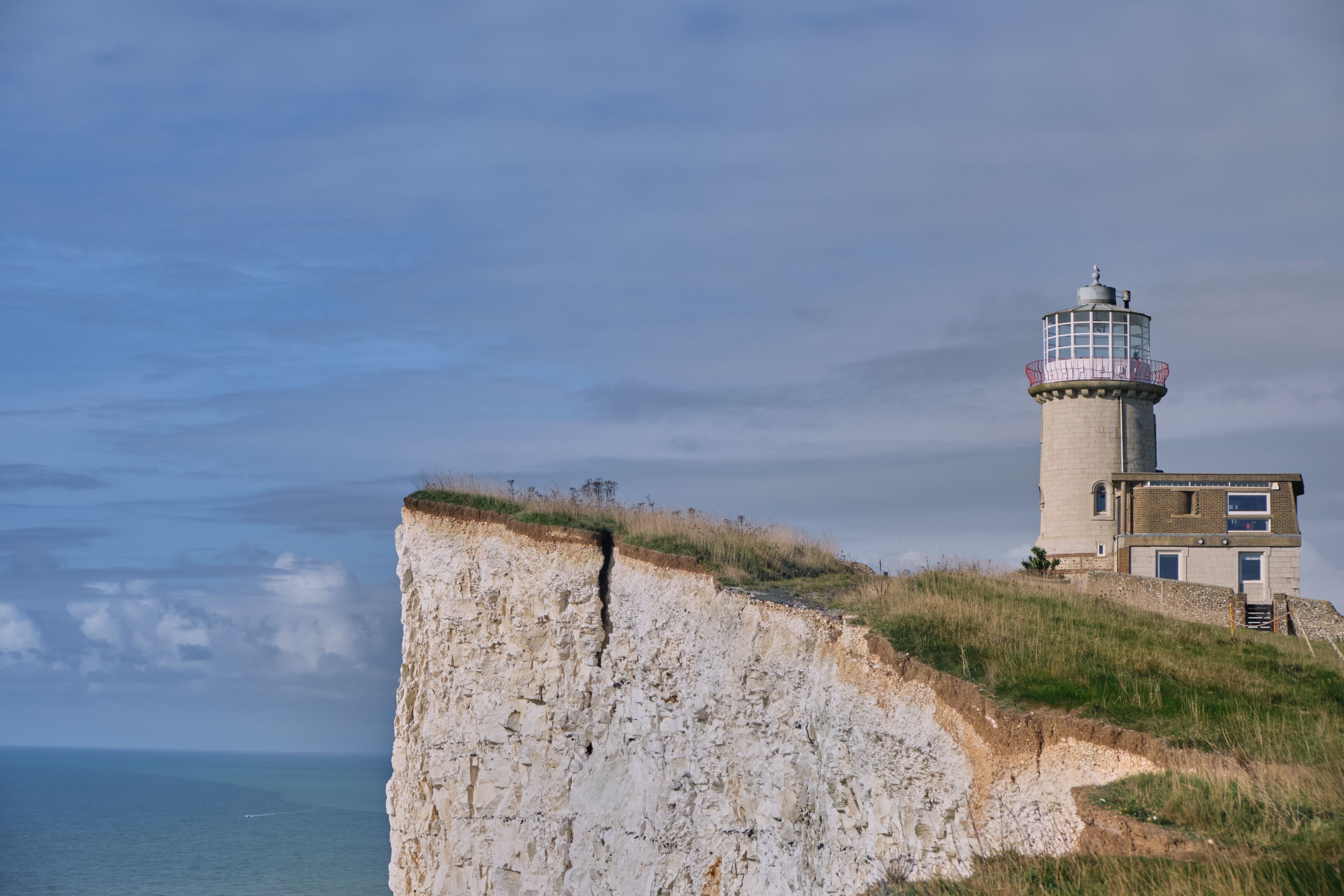 Faro Panorámico En El Borde Del Acantilado Blanco · Foto de stock gratuita