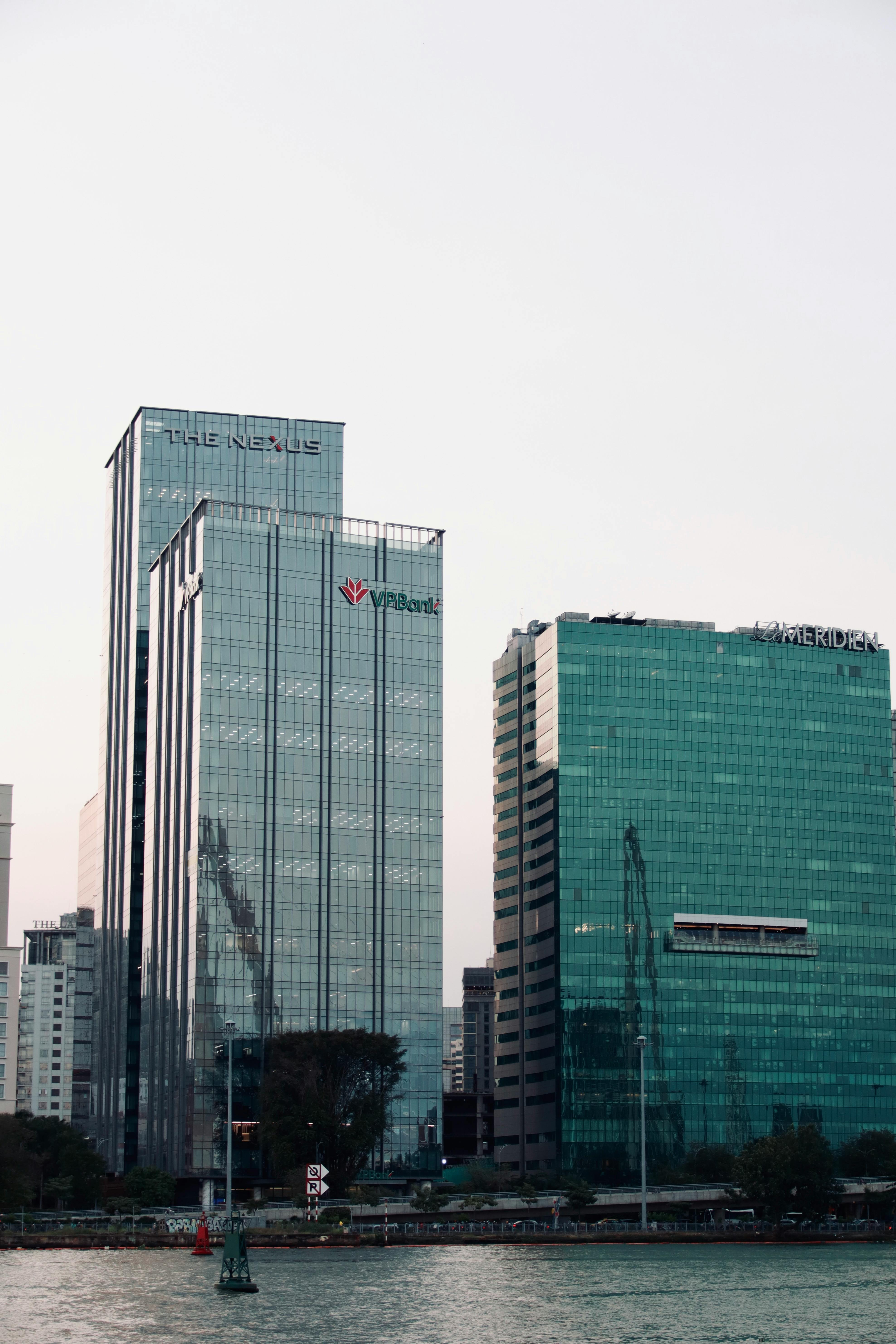 Rascacielos A Lo Largo Del Río En El Paisaje Urbano · Foto de stock ...