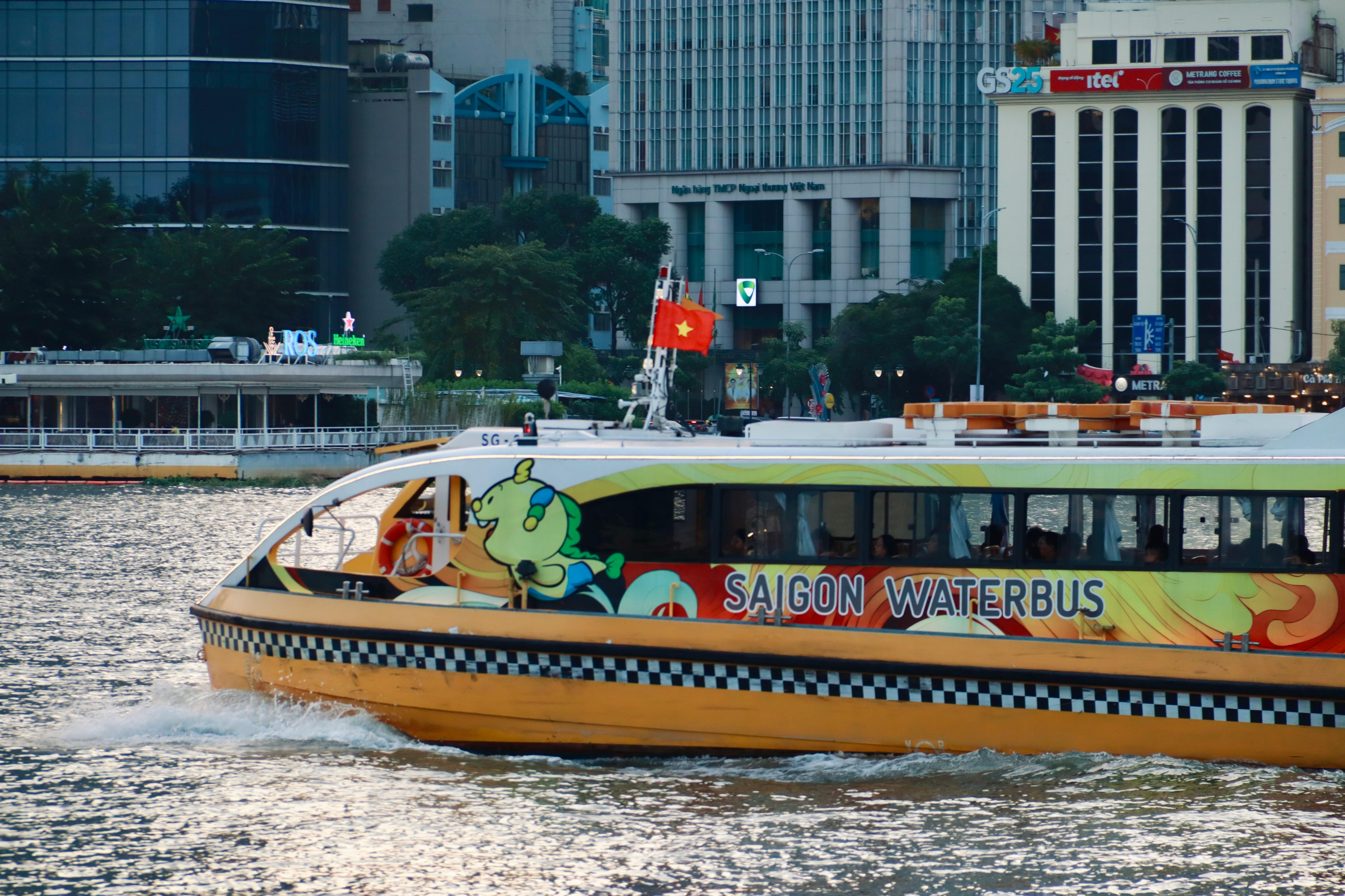 Le Bateau Bus Animé De Saigon Sur Le Fleuve Mékong · Photo gratuite