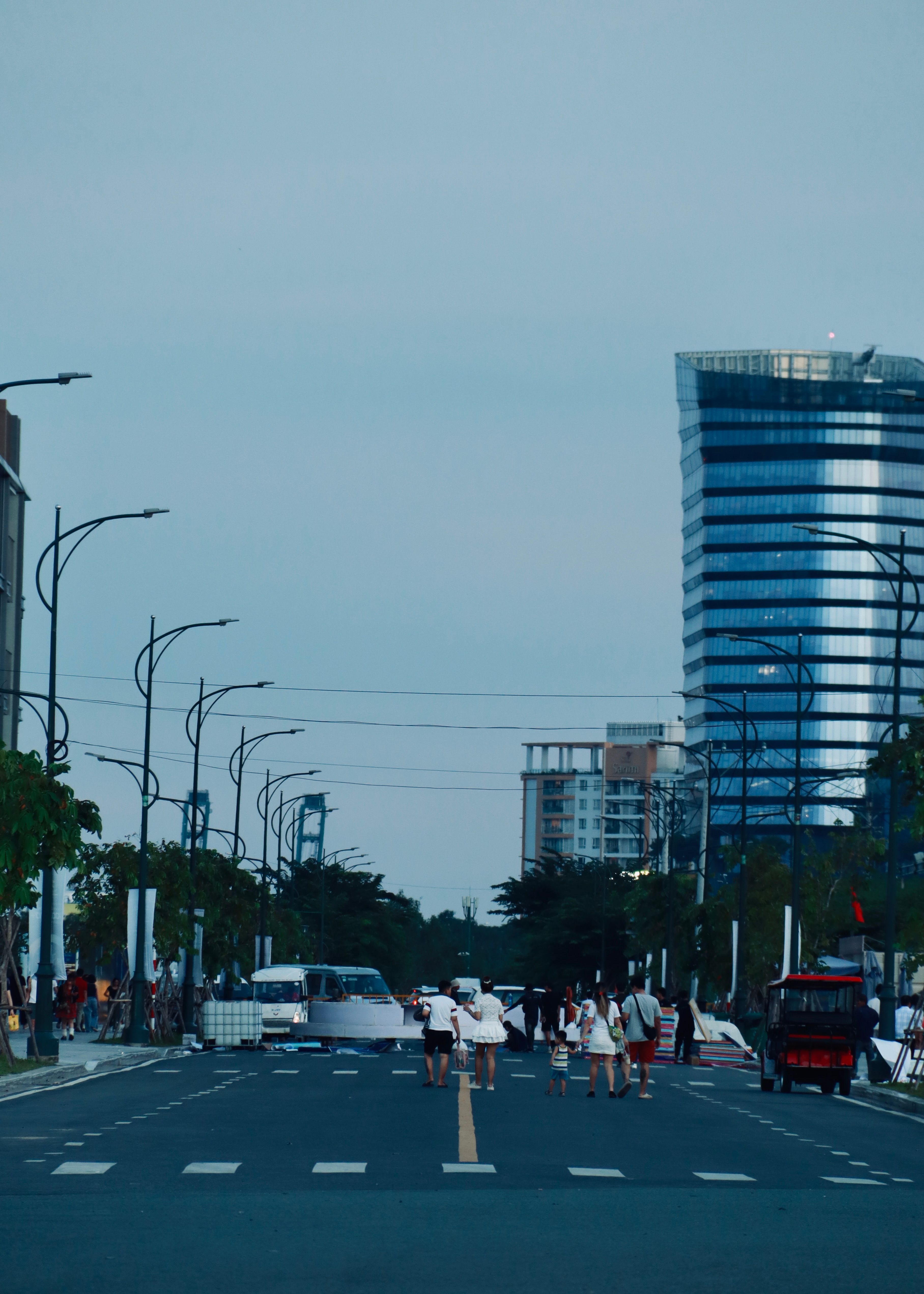 Urban Street Scene with Modern Architecture · Free Stock Photo