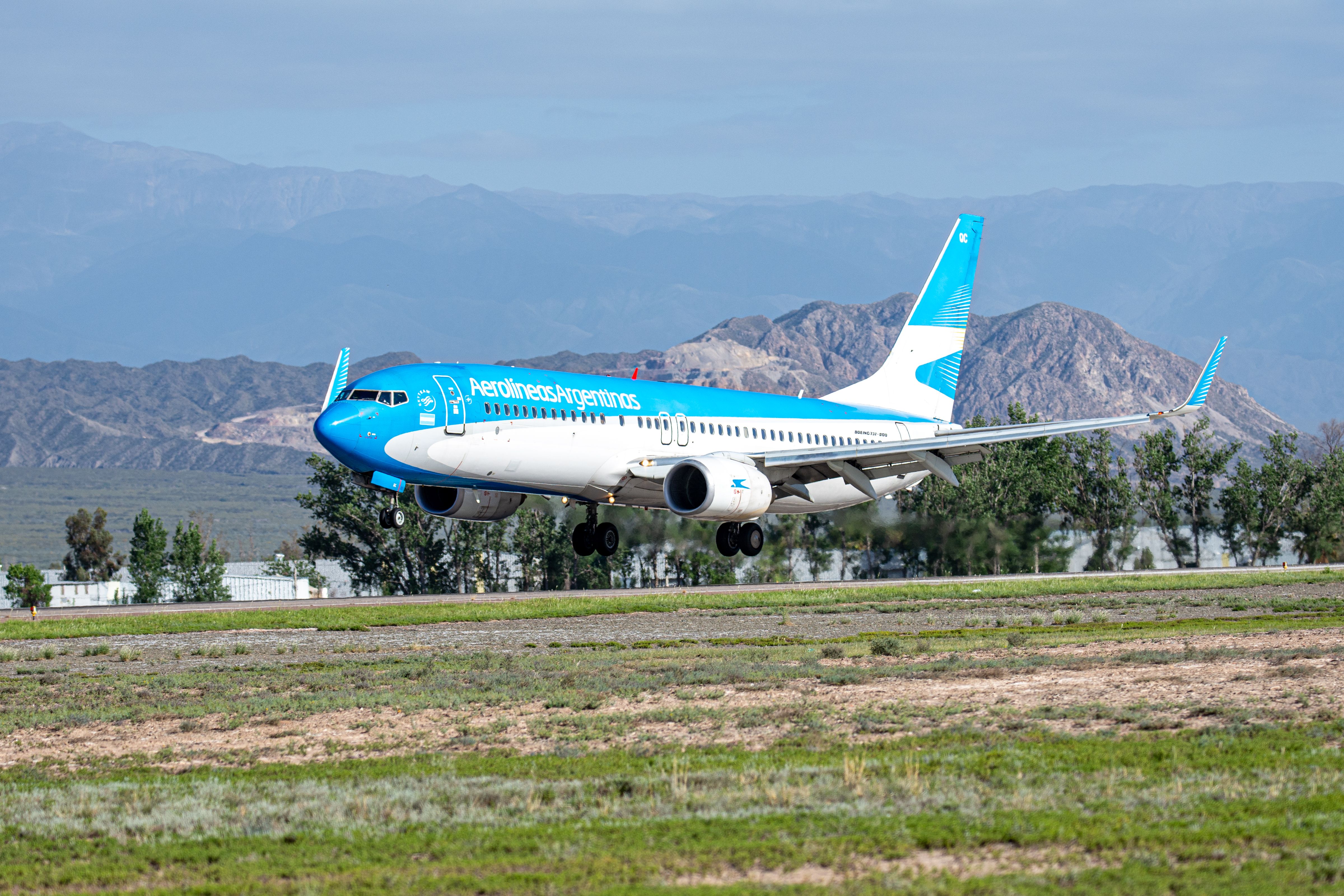 Avión De Aerolíneas Argentinas Aterrizando En Un Entorno Paisajístico ...
