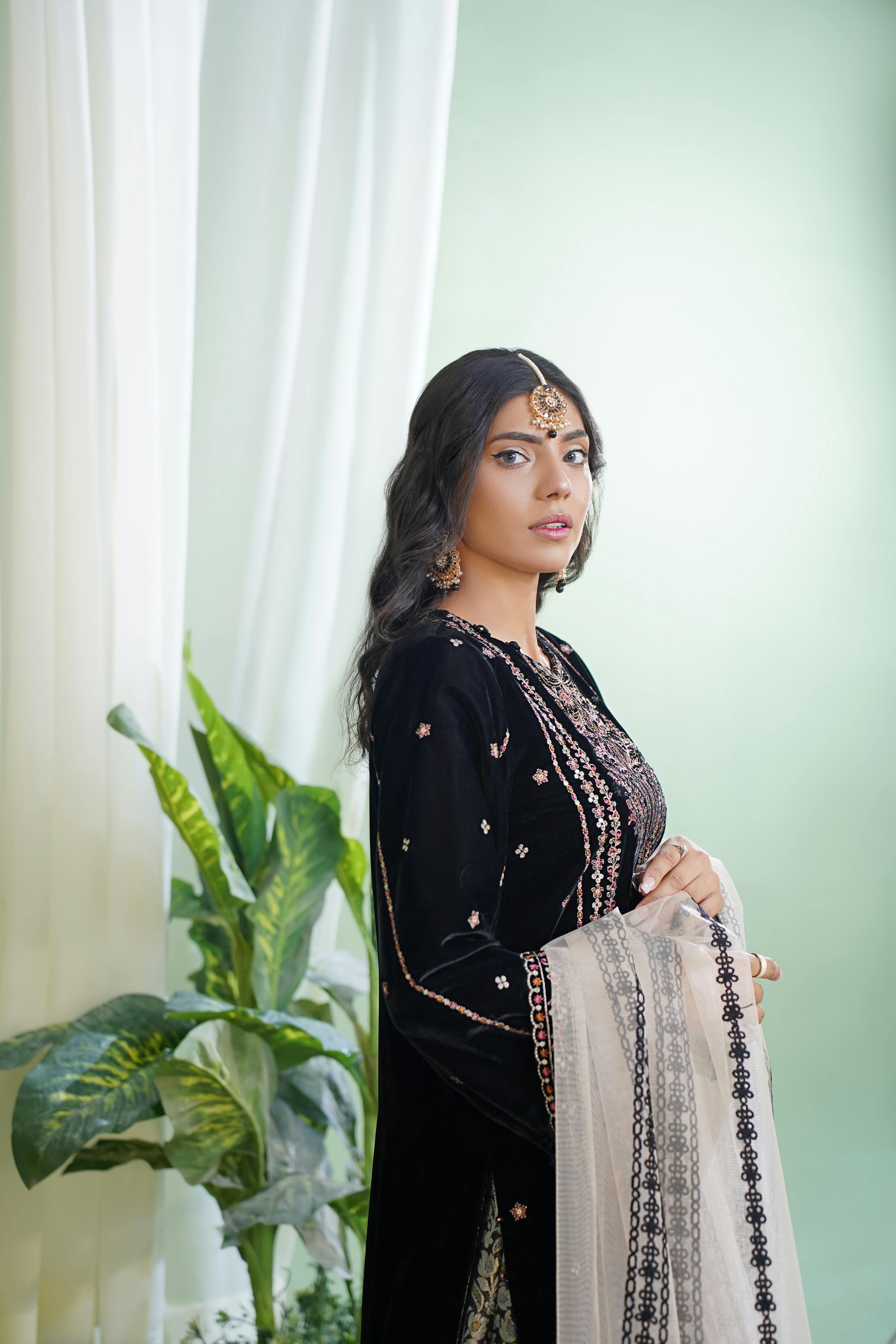 Elegant Pakistani Fashion Model in Traditional Attire · Free Stock Photo