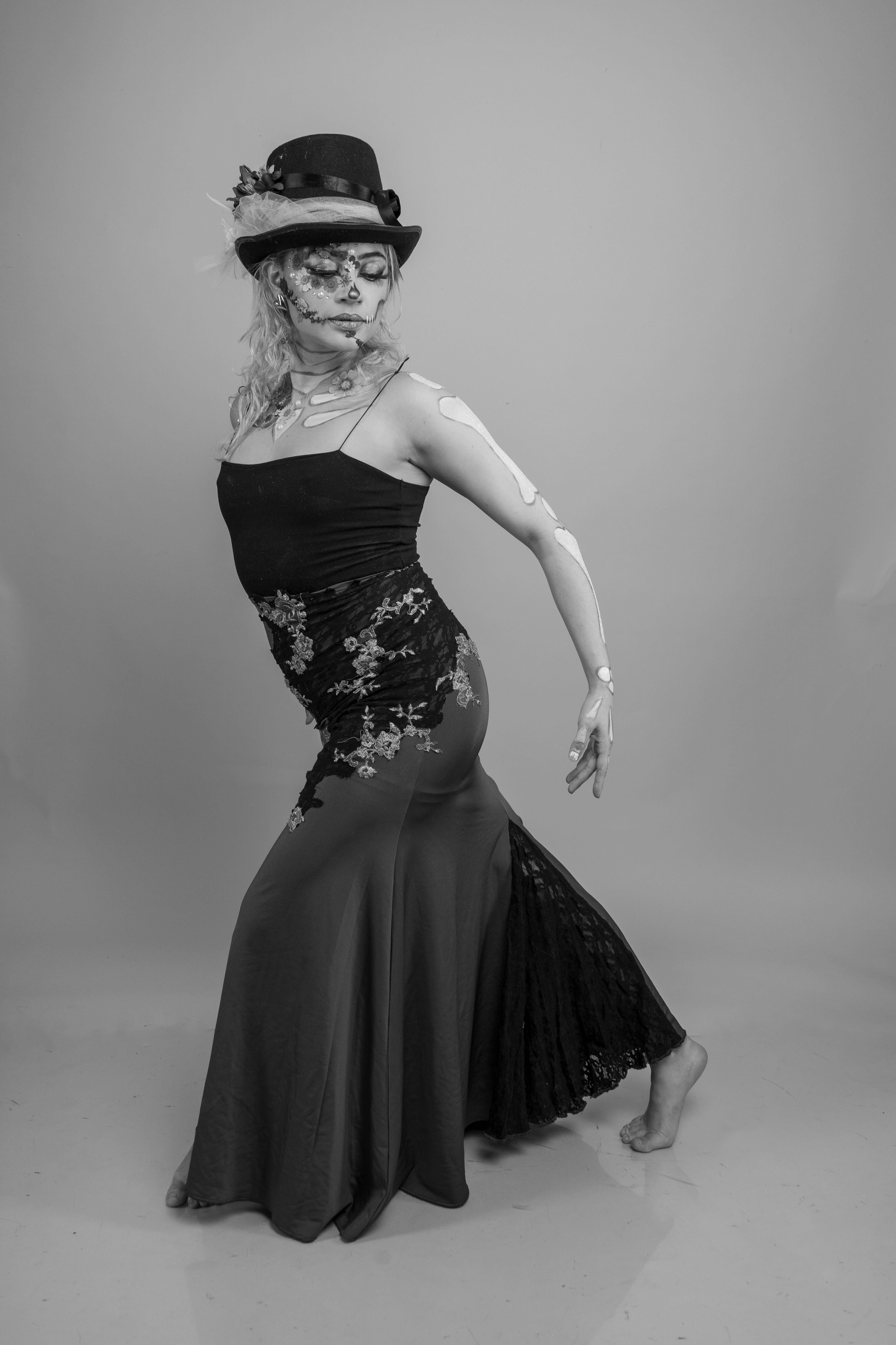 Elegant Catrina in Black and White Performance · Free Stock Photo