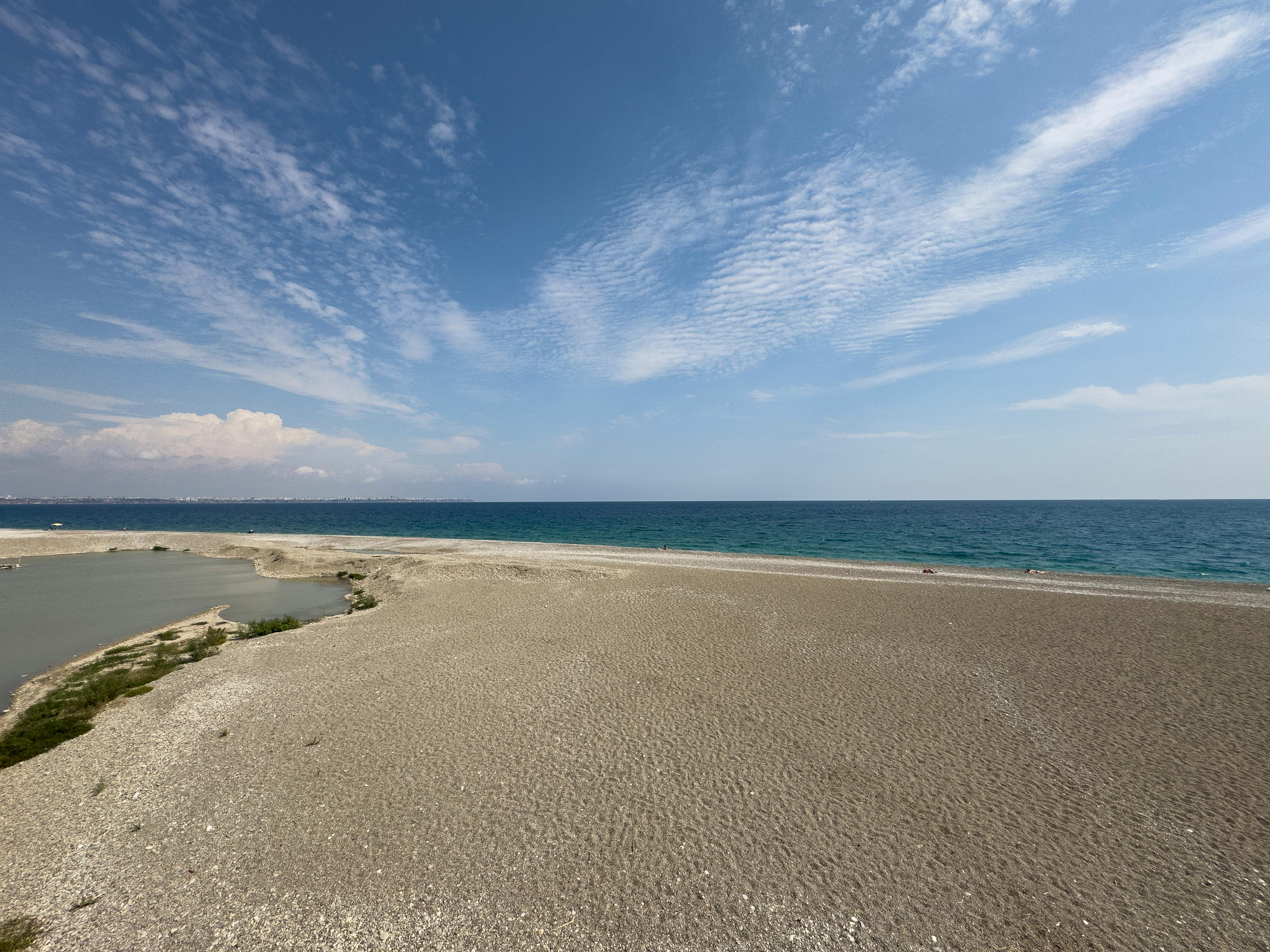 Plaja Liniștită Cu Cer Albastru și Mare · Imagine de stoc gratuită