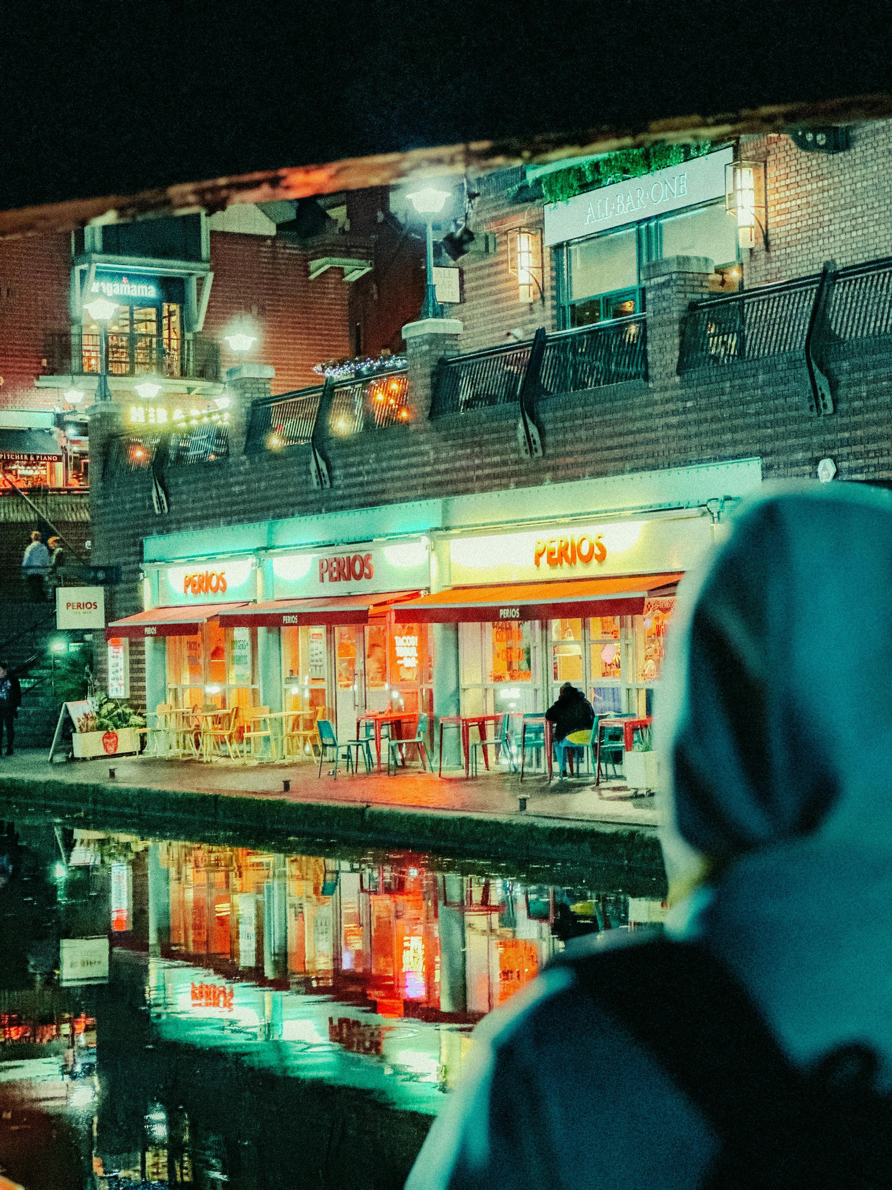 Nighttime Canal View of Vibrant Café Reflections · Free Stock Photo