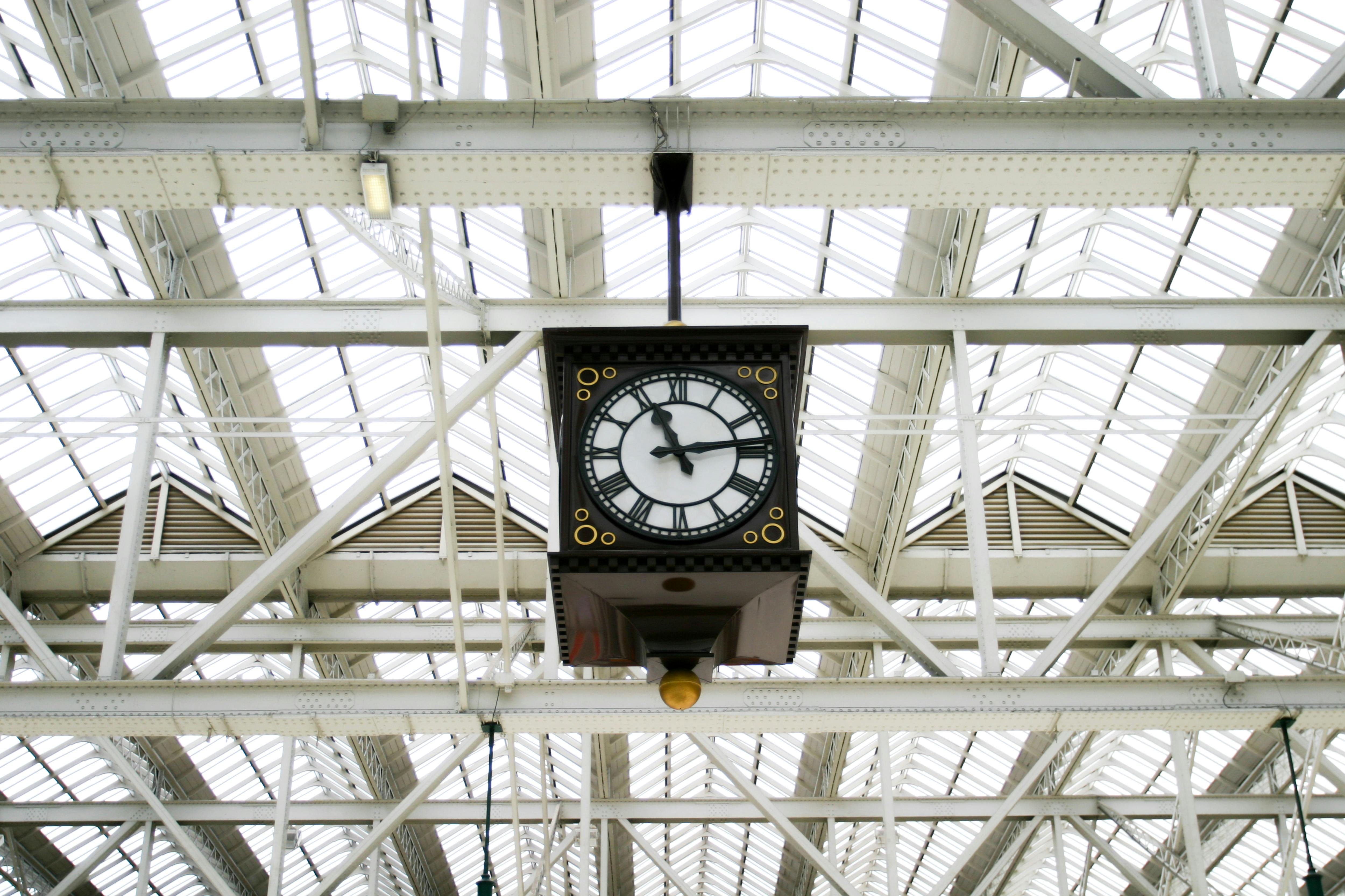 Jam Stasiun Kereta API Di Bawah Atap Kaca · Foto Stok Gratis