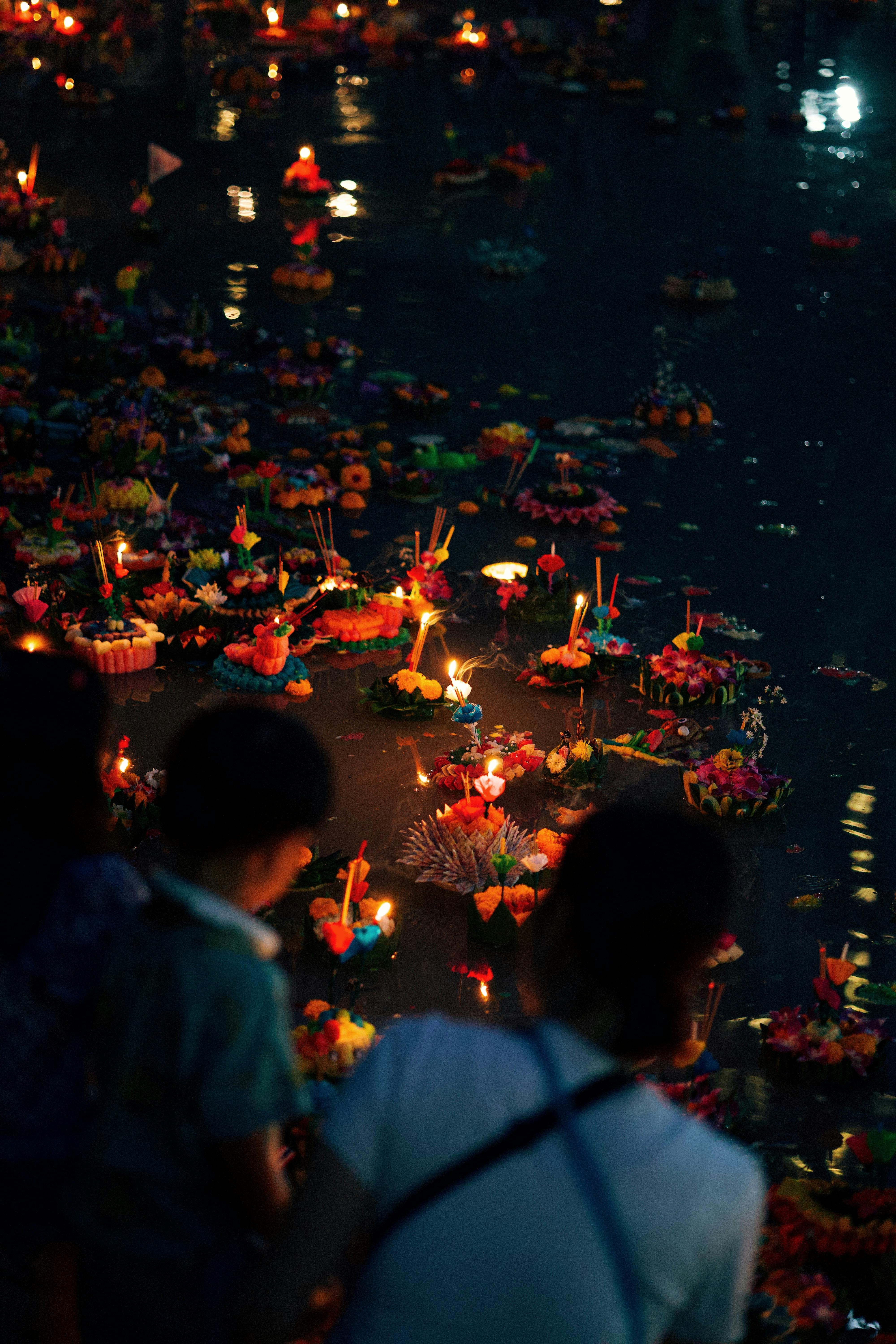 Festival Ceremonial De Loy Krathong Con Velas Encendidas En Bangkok ...