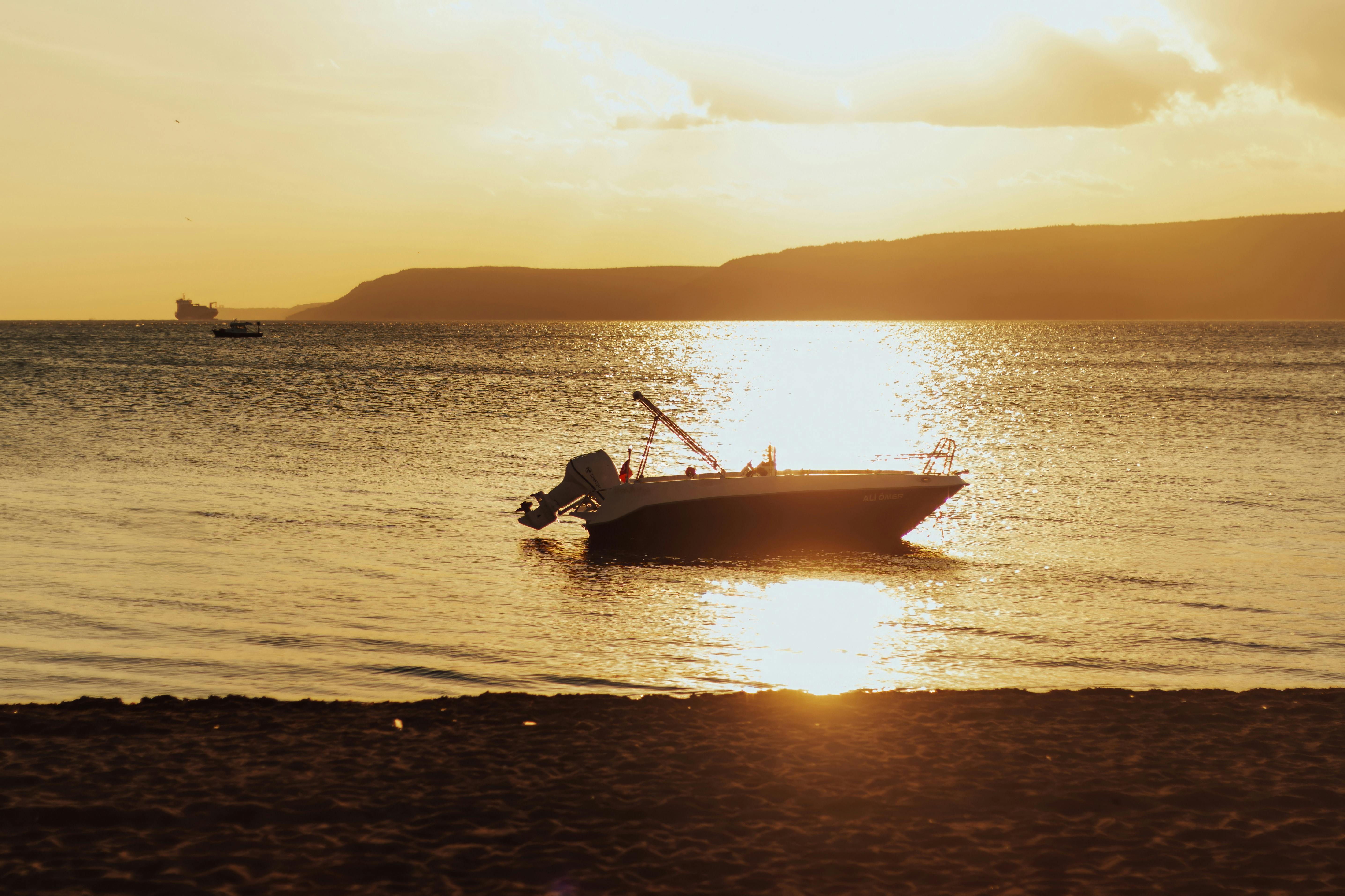 Sunset Boat Scene in Çanakkale, Türkiye · Free Stock Photo