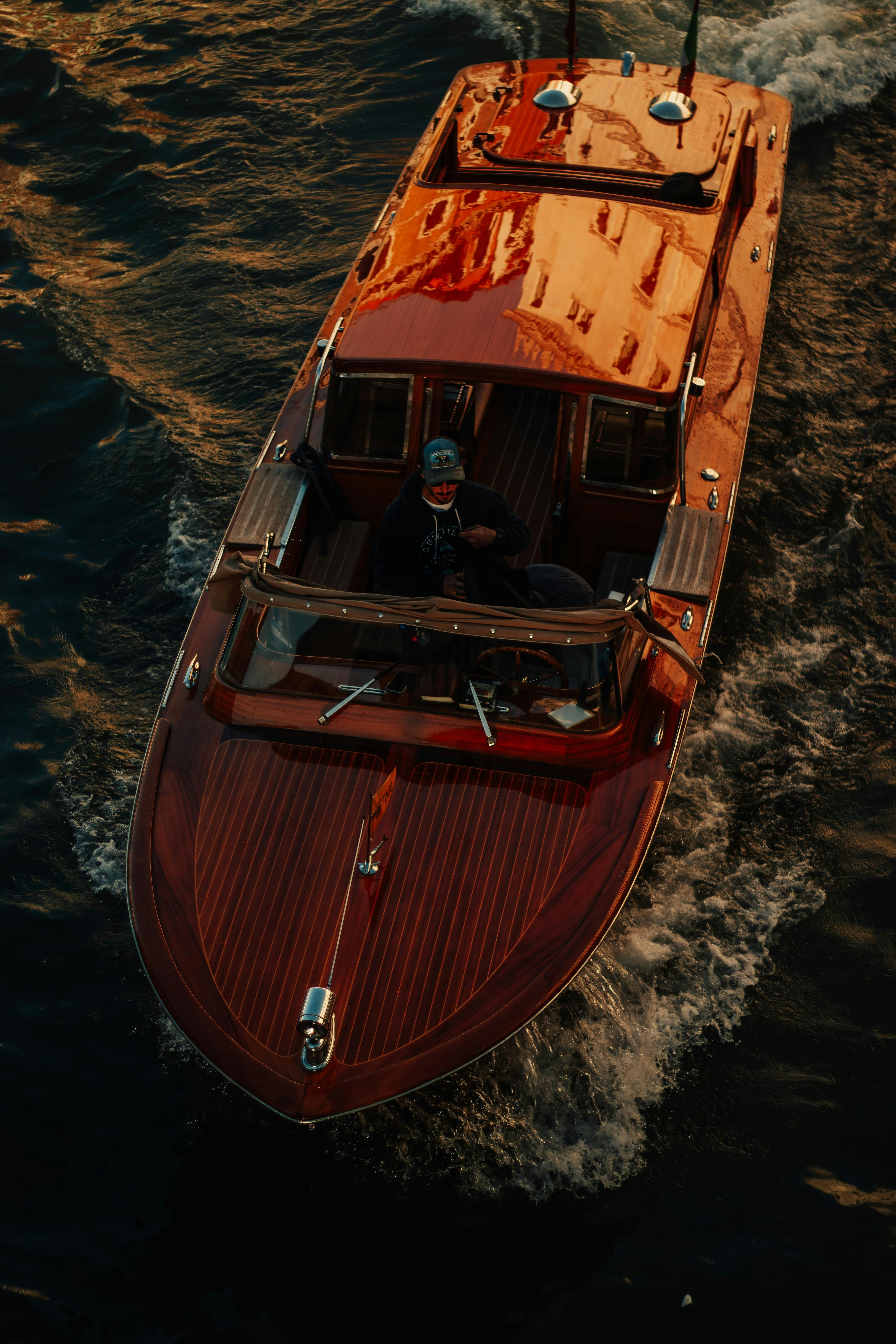 Perahu Motor Kayu Antik Di Perairan Tenang Saat Matahari Terbenam ...