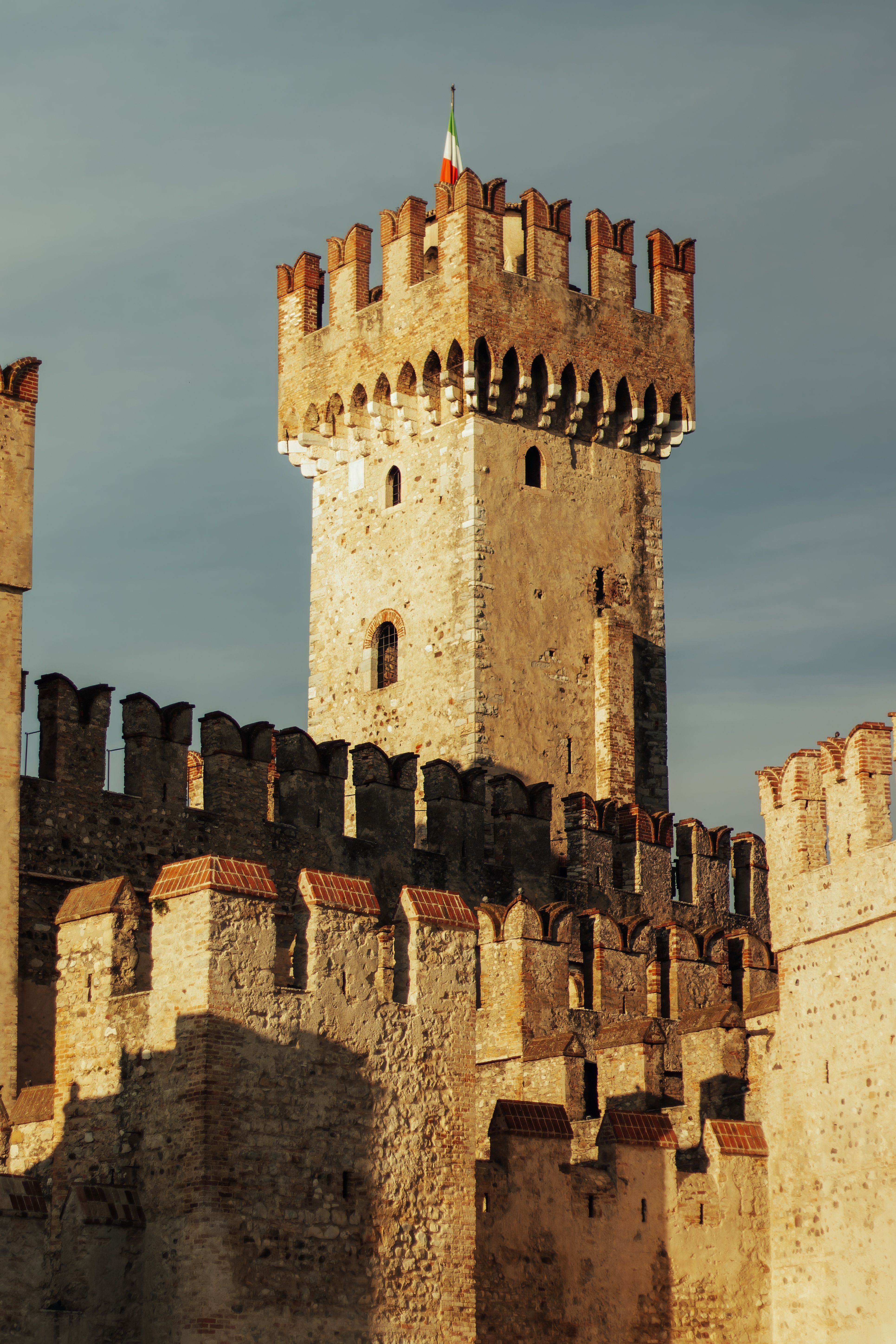 Torre De Un Castillo Medieval Contra Un Cielo Despejado · Foto de stock ...