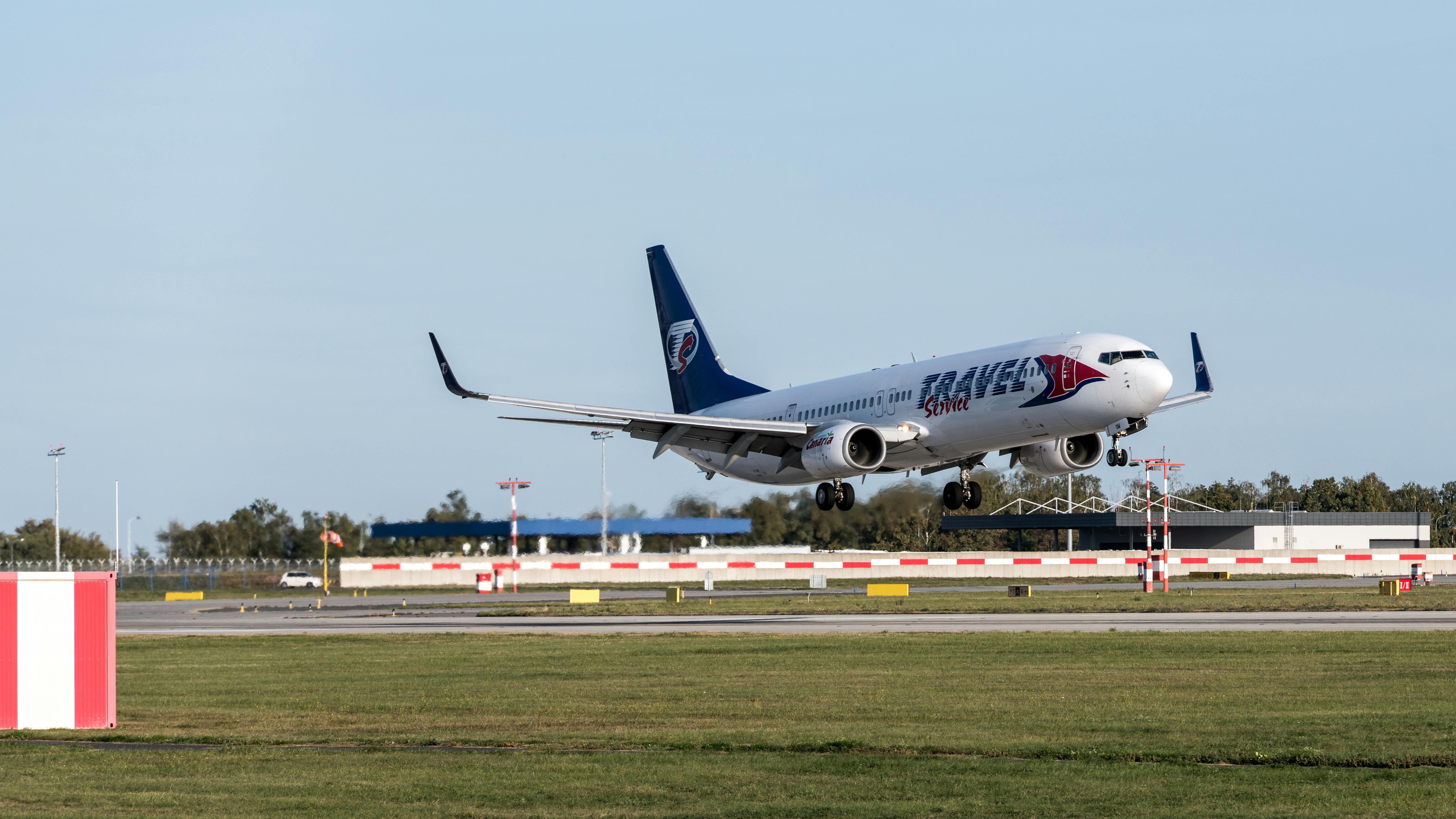 Pesawat Lepas Landas Dari Landasan Pacu Pada Hari Cerah · Foto Stok Gratis