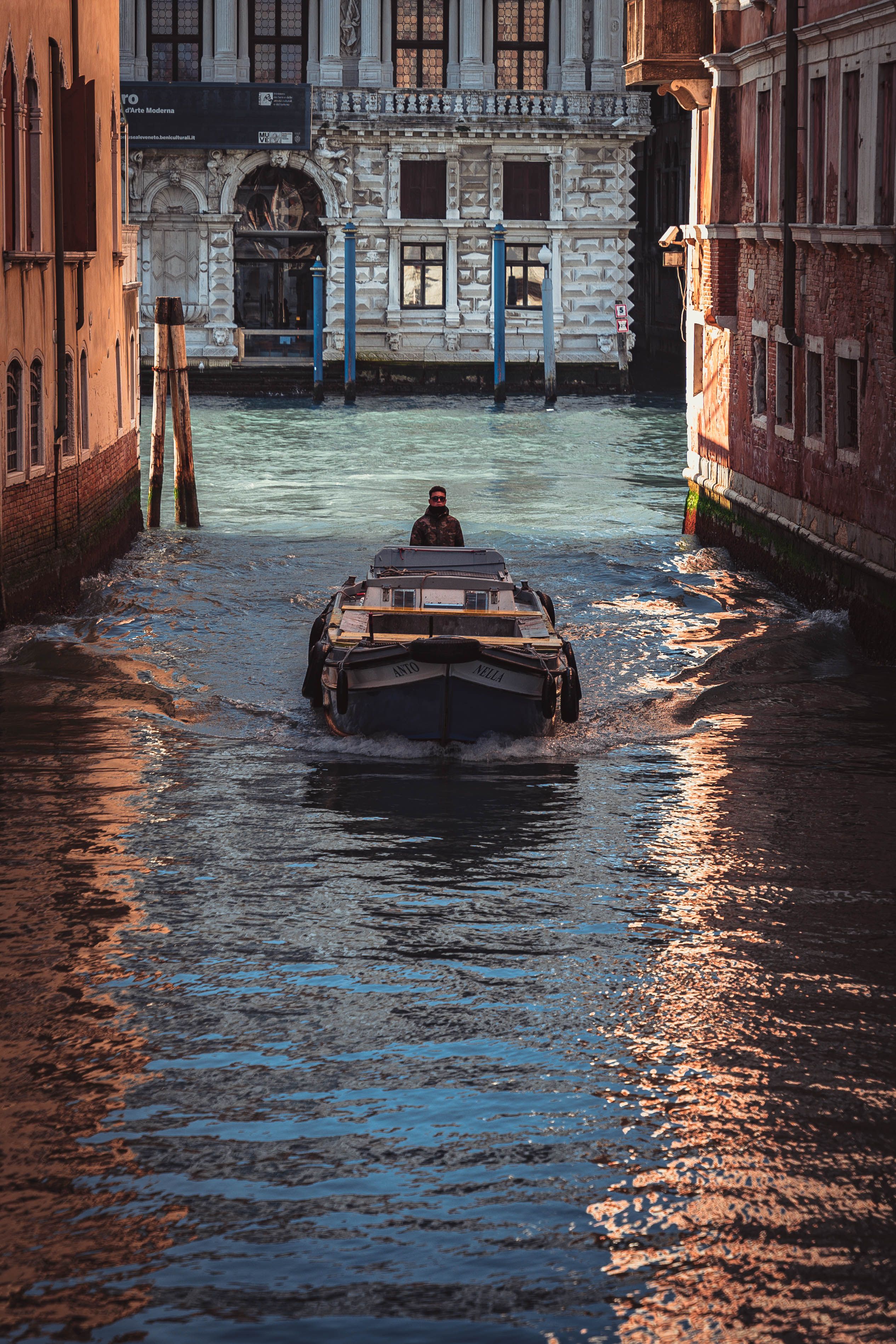 Barco Navegando Por Un Canal En La Pintoresca Venecia · Foto de stock ...