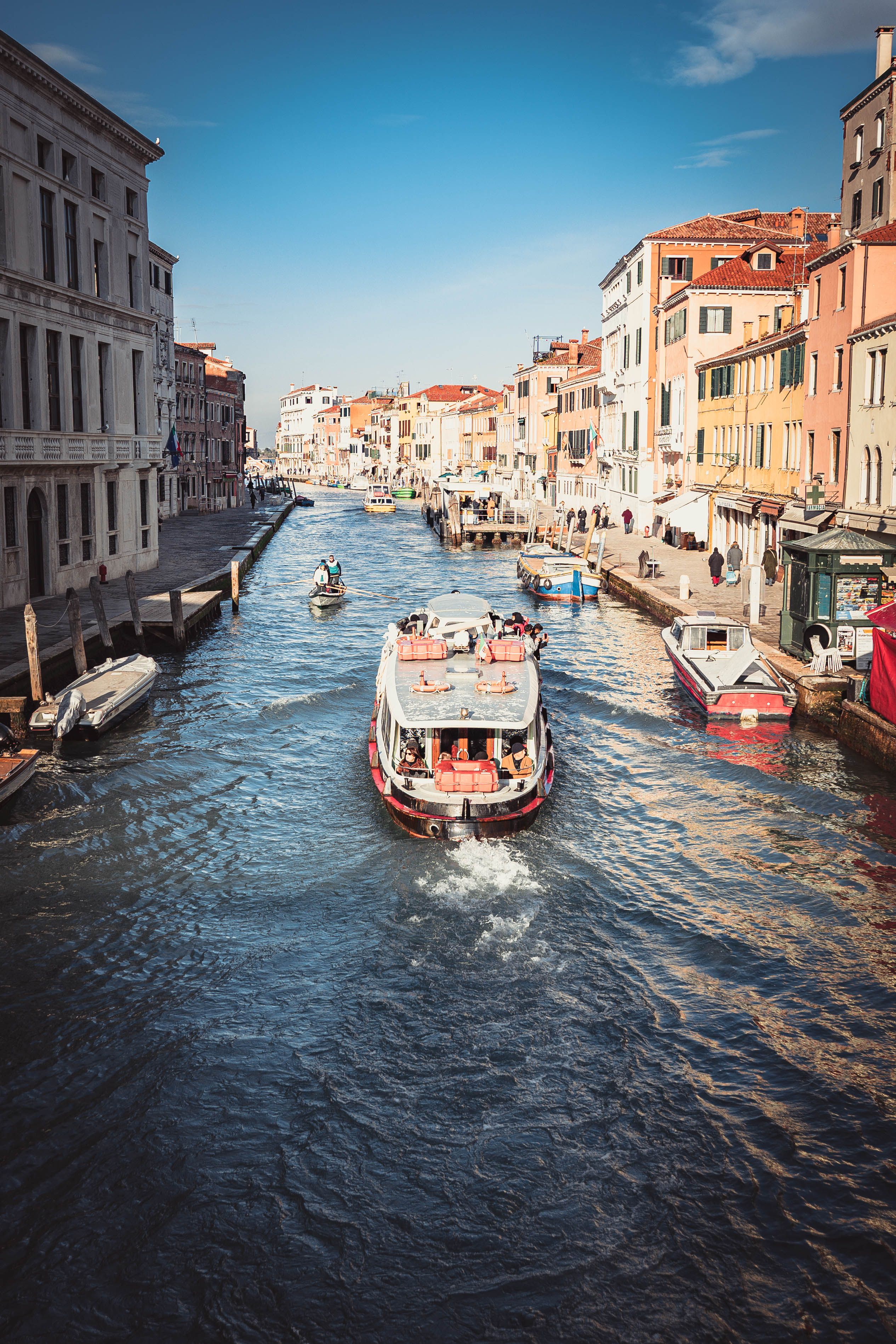Scenic Venice Grand Canal with Boats and Architecture · Free Stock Photo