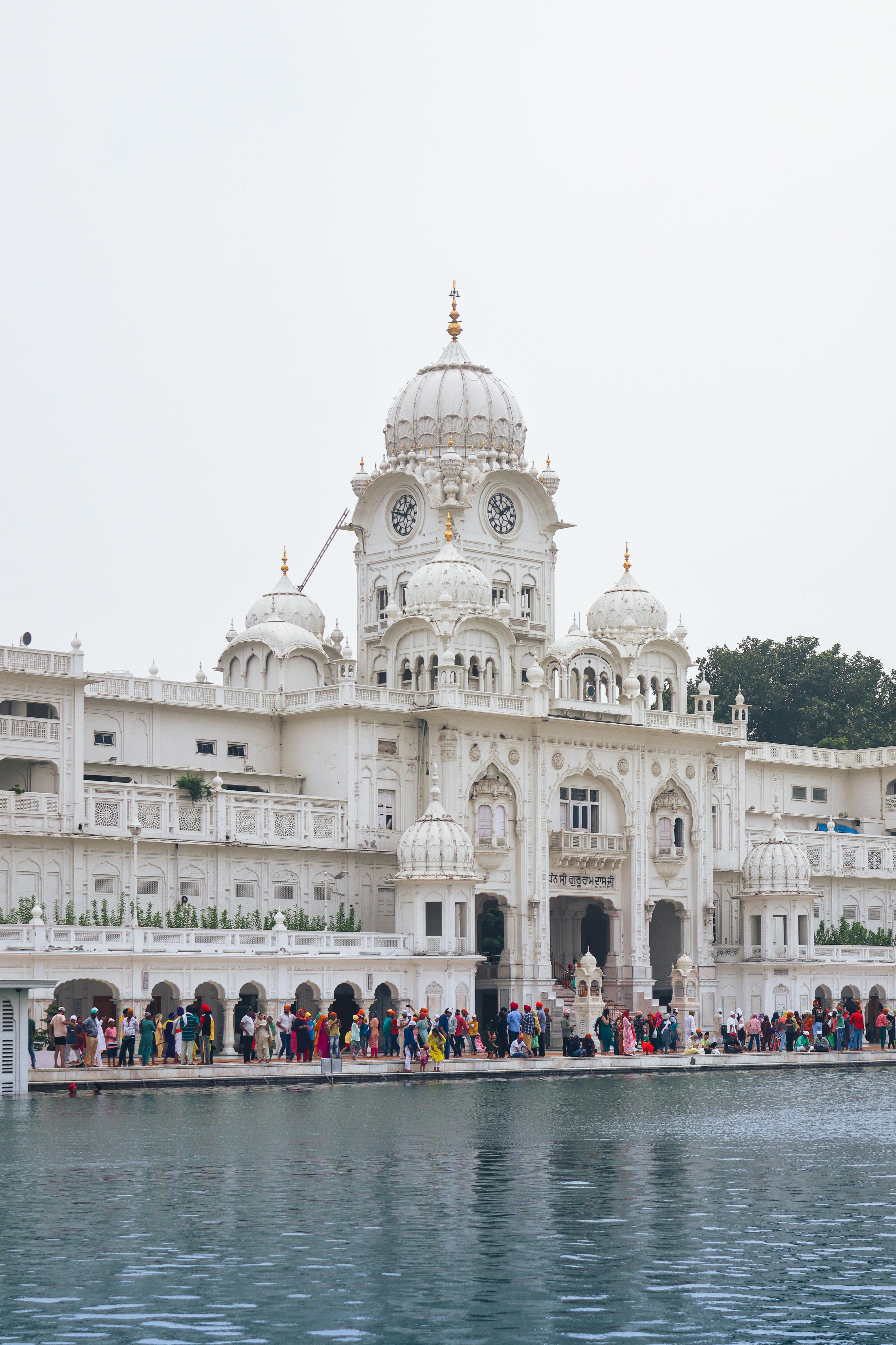 Stunning View of Sikh Temple with Reflecting Pool · Free Stock Photo