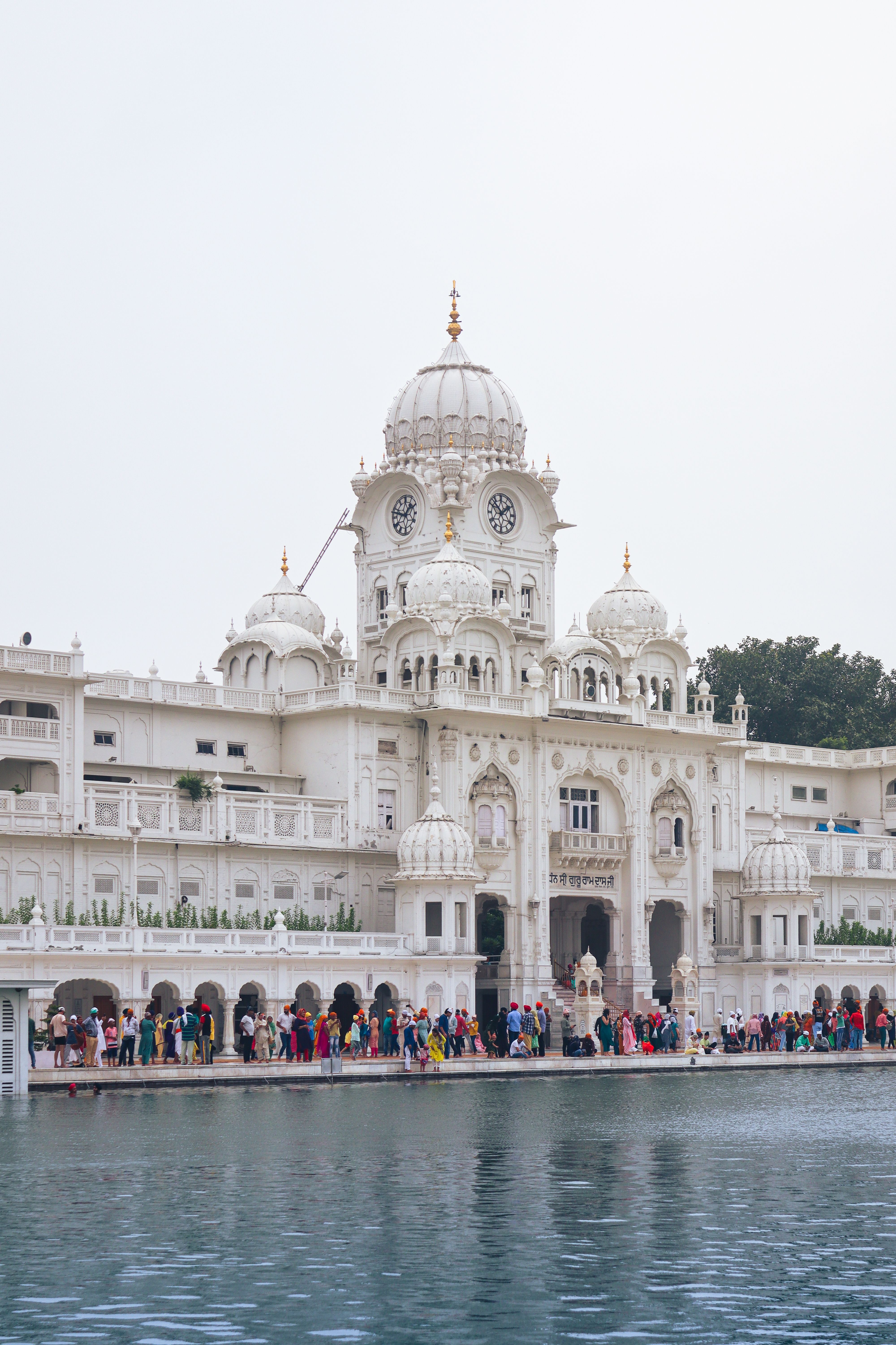 Stunning View of Sikh Temple with Reflecting Pool · Free Stock Photo