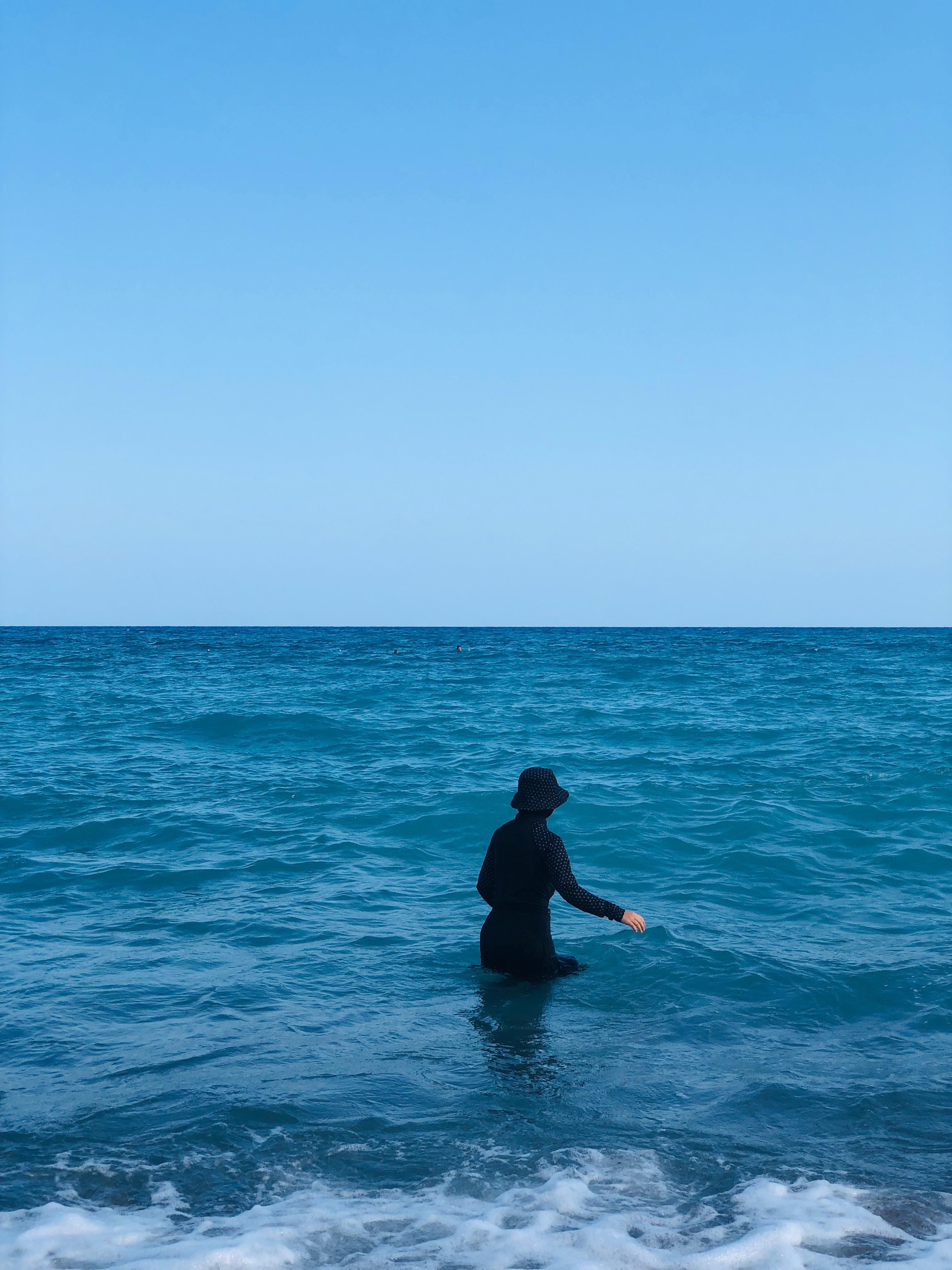 Sosok Tunggal Di Perairan Laut Yang Tenang · Foto Stok Gratis