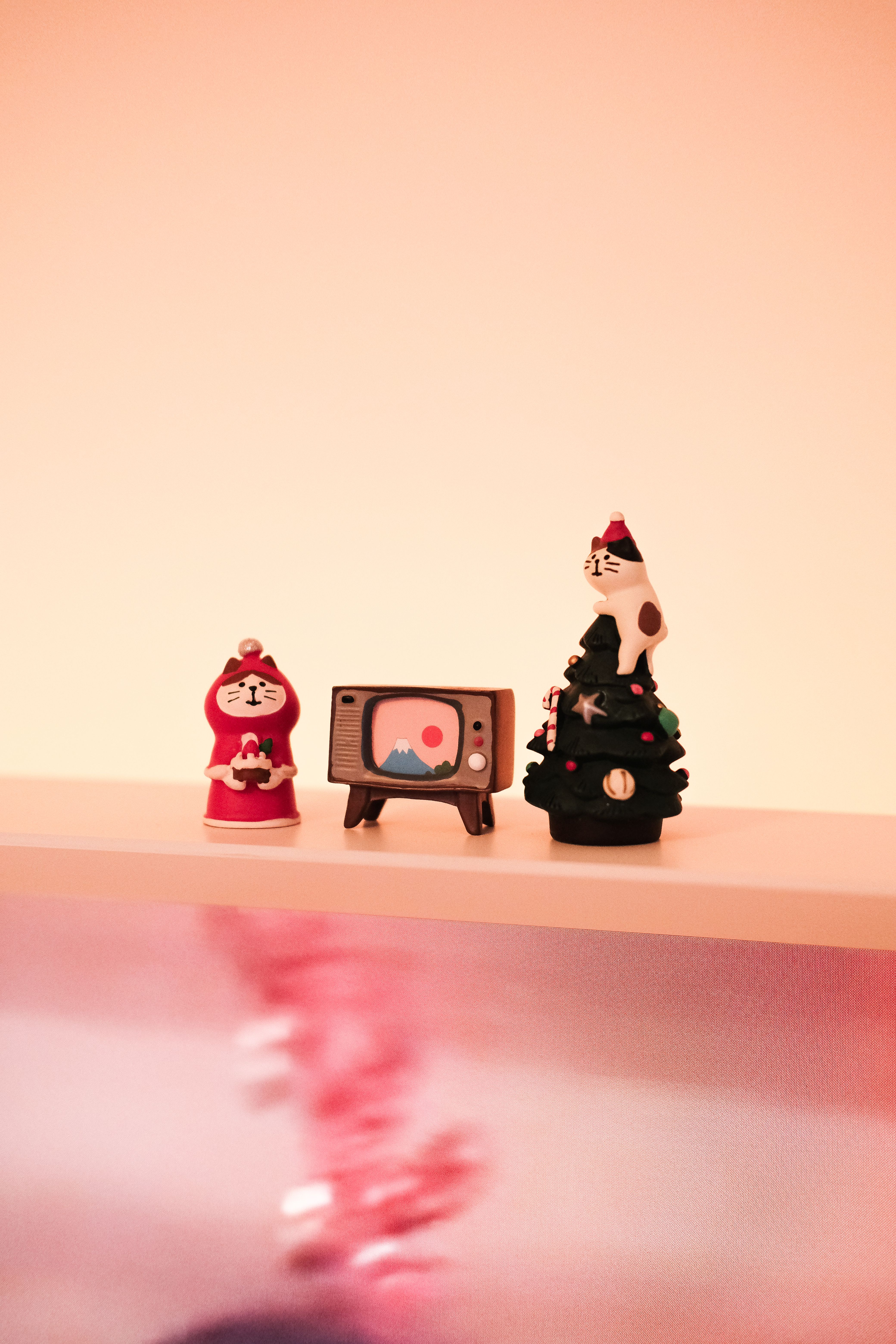 Dekorasi Natal Menyenangkan Dengan Patung Patung Dan Tv Mini · Foto ...