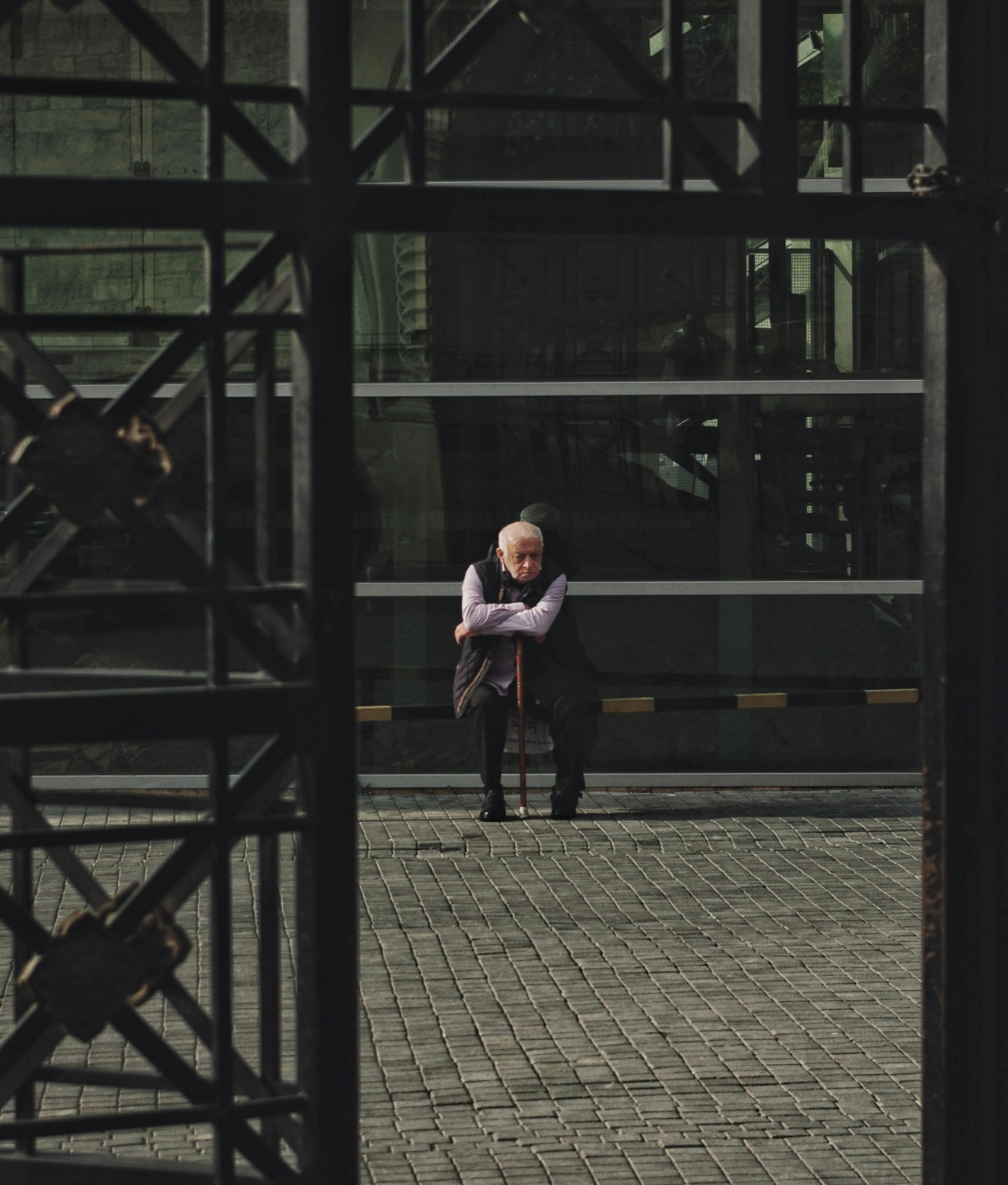 Photo gratuite de adulte majeur, architecture moderne, attendre, banc ...