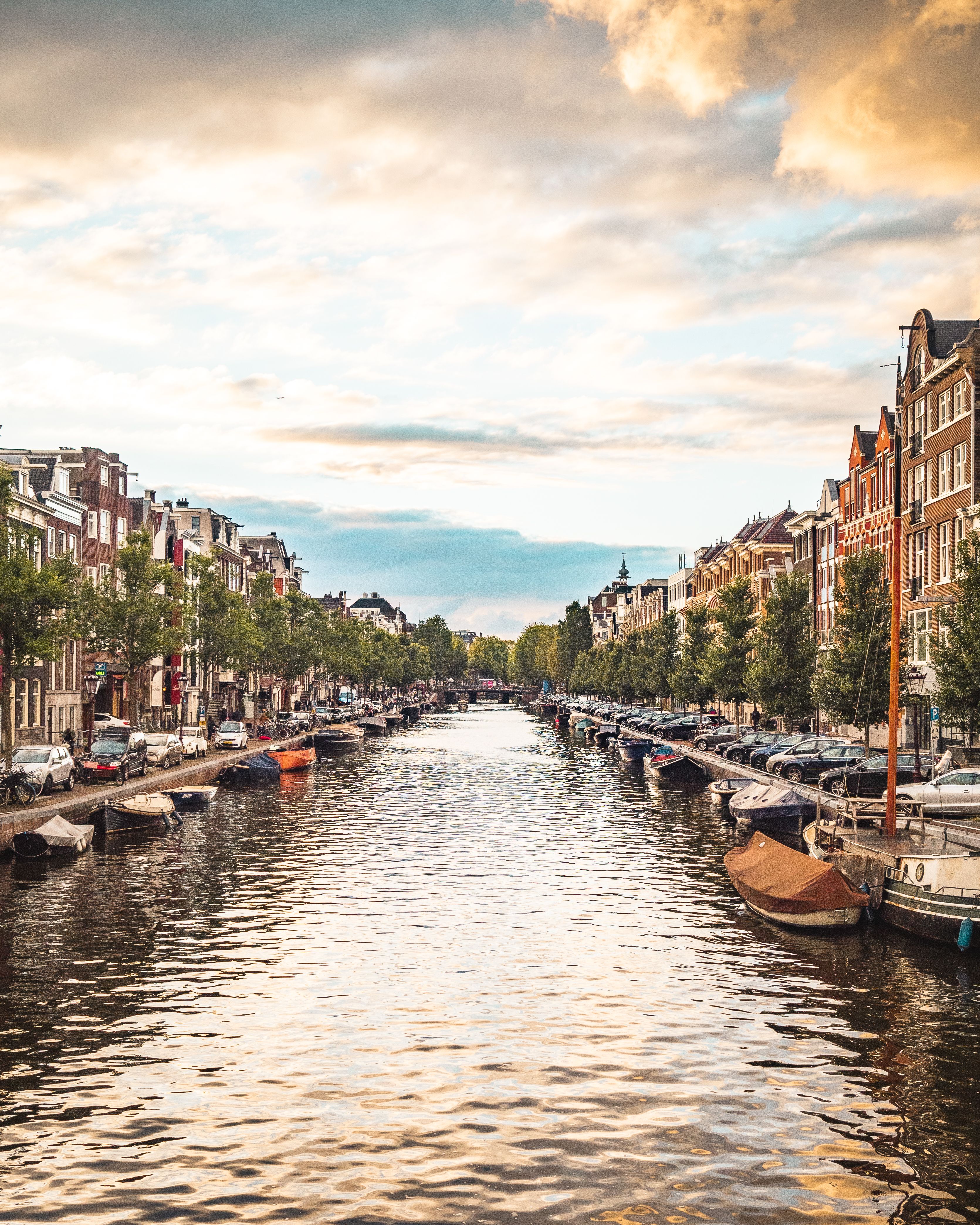 Canal Sereno De Amsterdã Ao Pôr Do Sol Com Barcos · Foto profissional ...