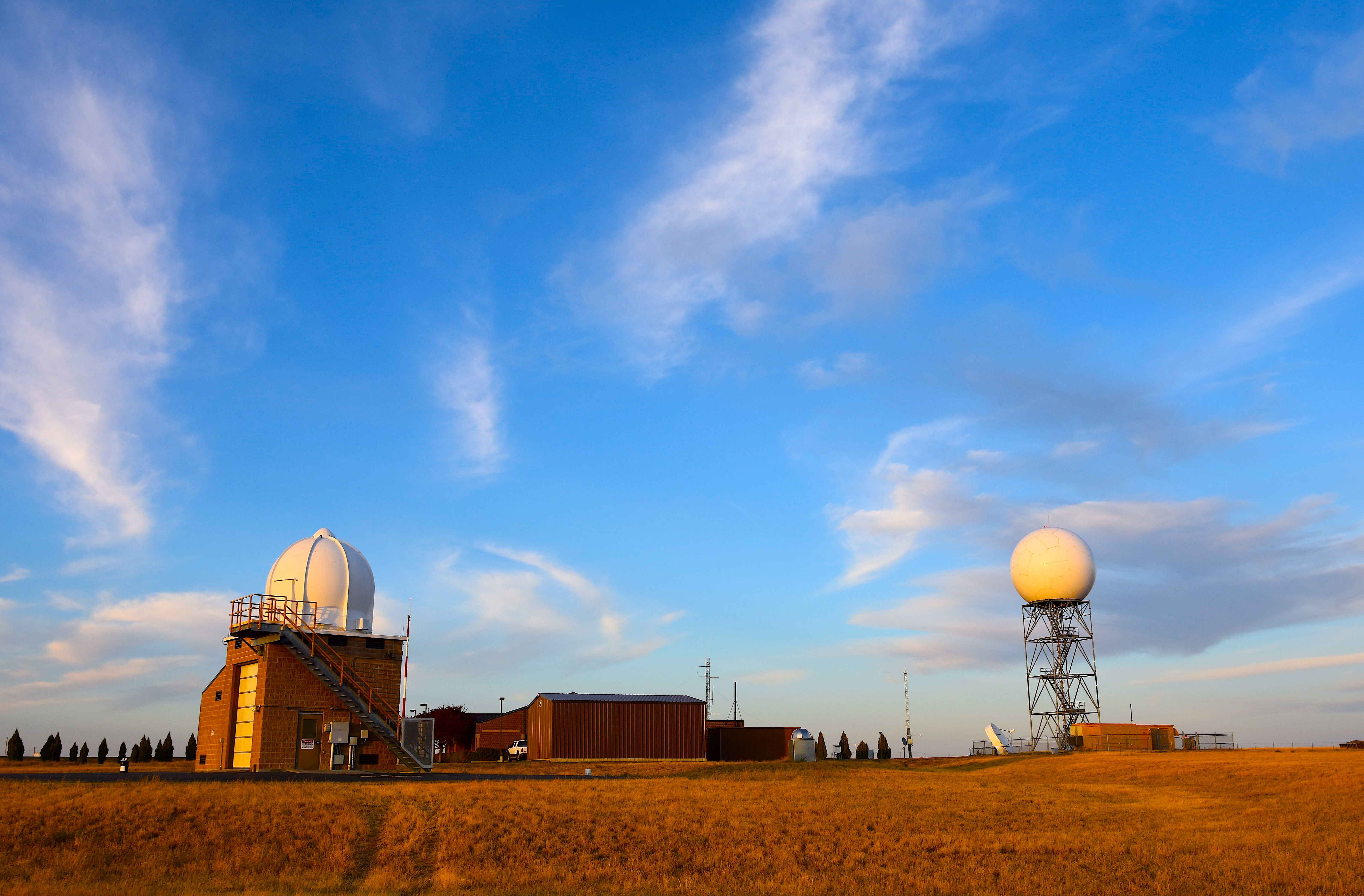 Estação De Radar Meteorológico Em Campo Sob Céu Limpo · Foto ...