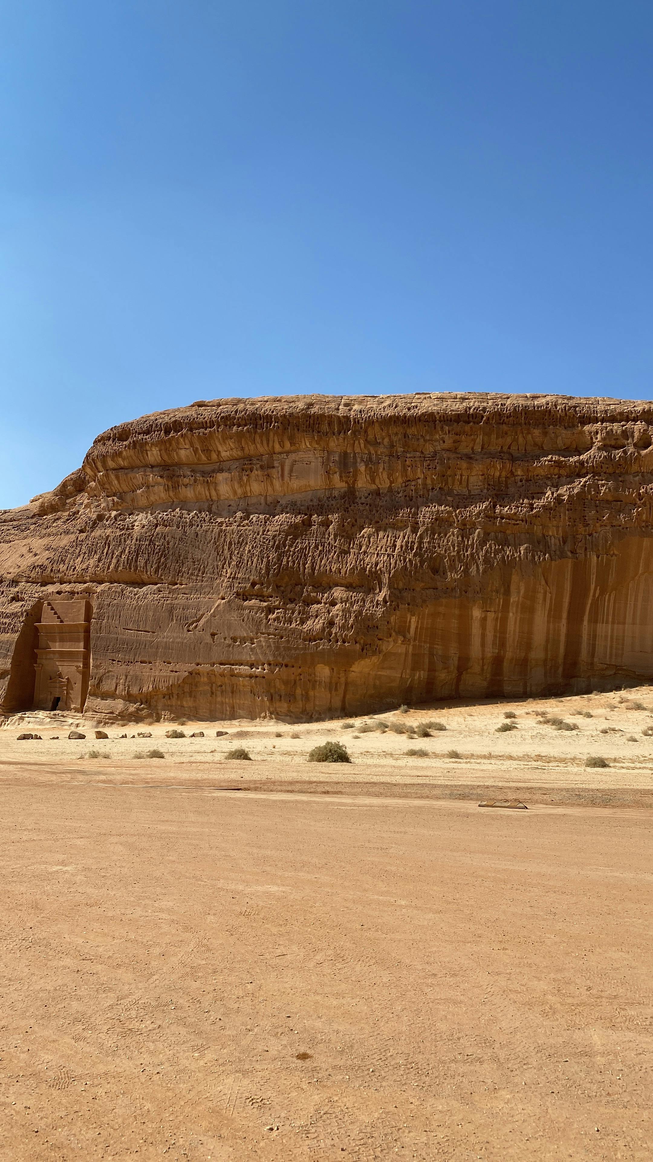 Majestosa Formação Rochosa De Arenito Sob Céu Azul Claro · Foto ...