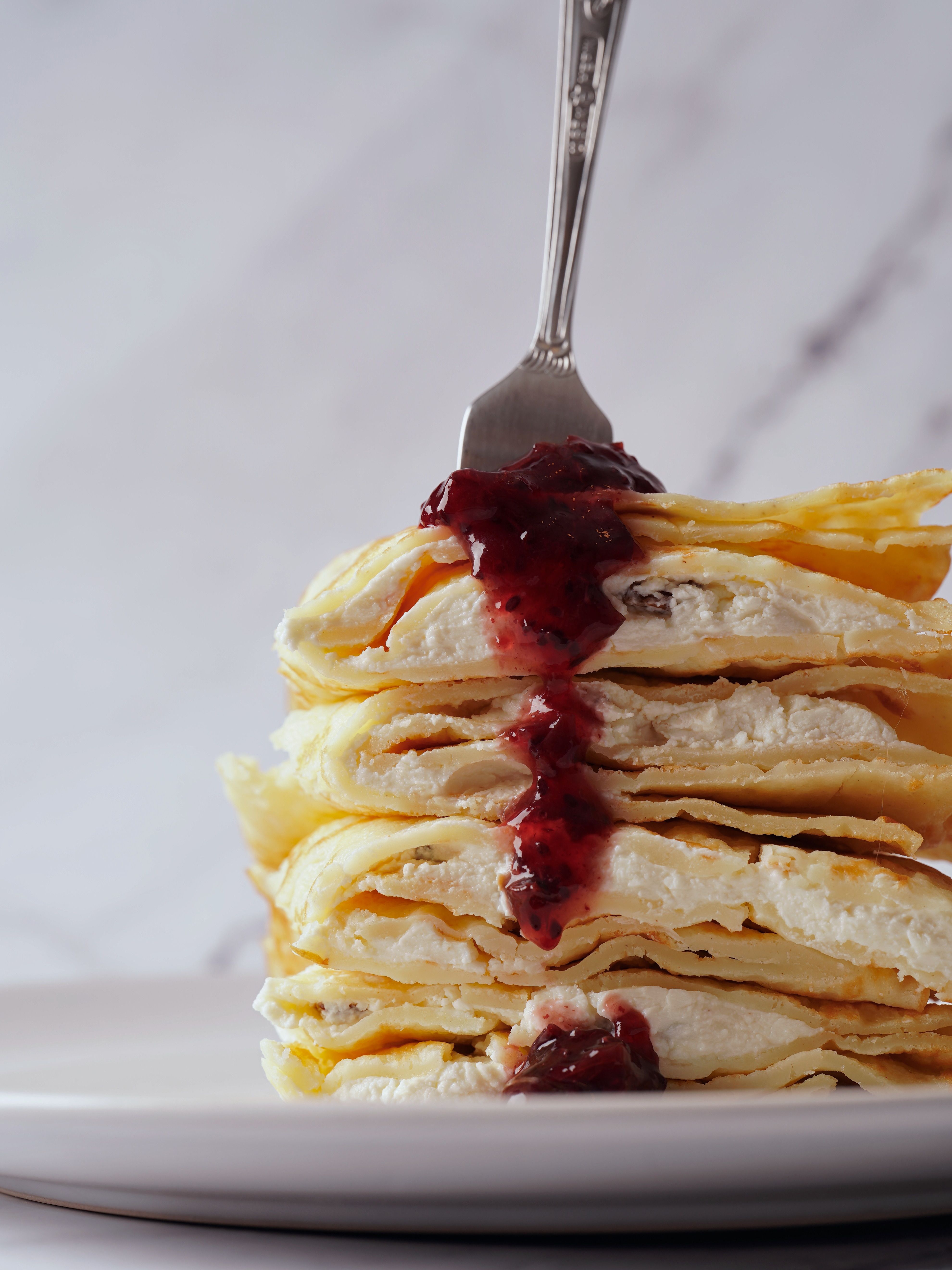 Pila De Crepes Con Salsa De Crema Y Frutos Rojos · Foto de stock gratuita