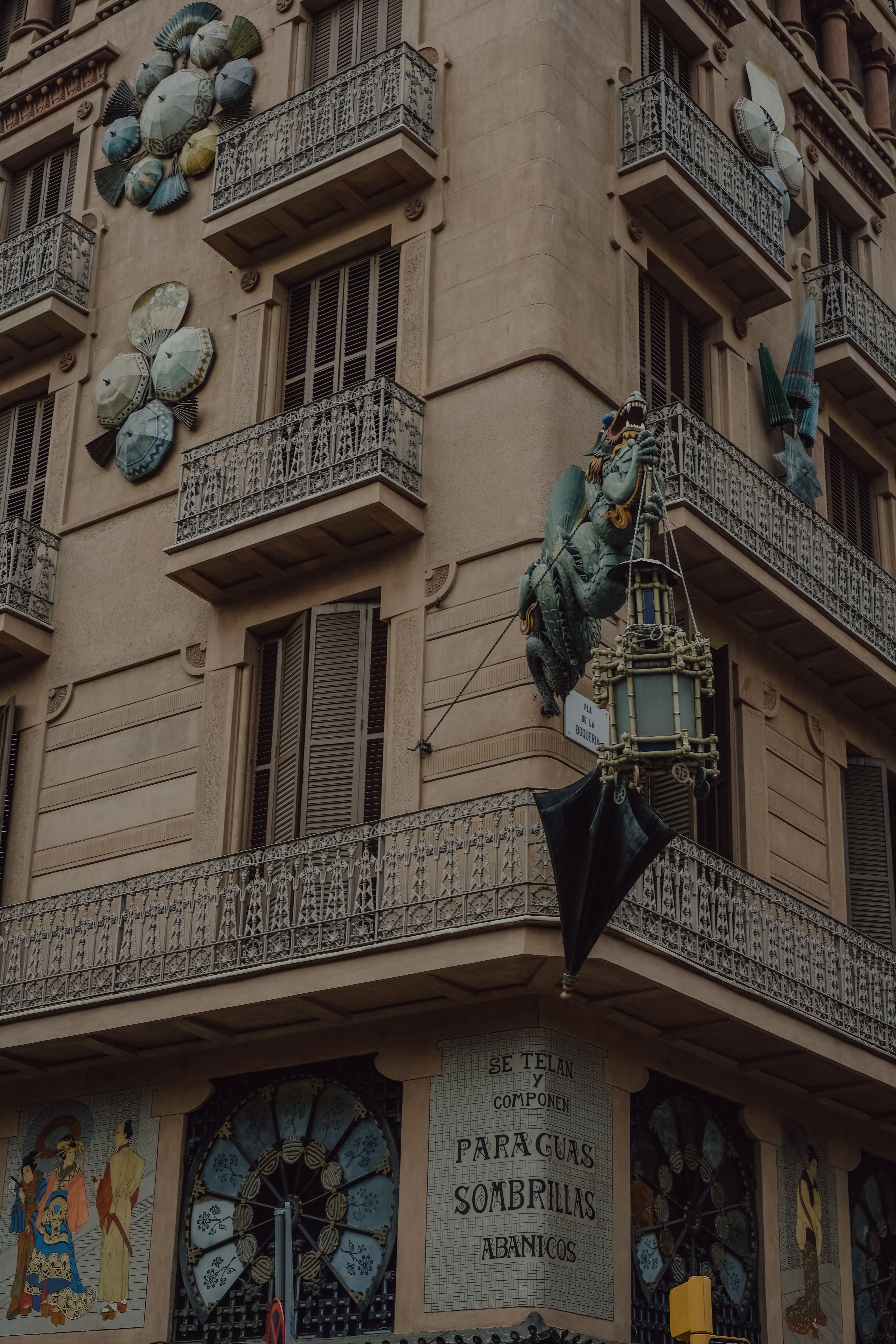 Decorative Corner of Modernist Building in Spain · Free Stock Photo
