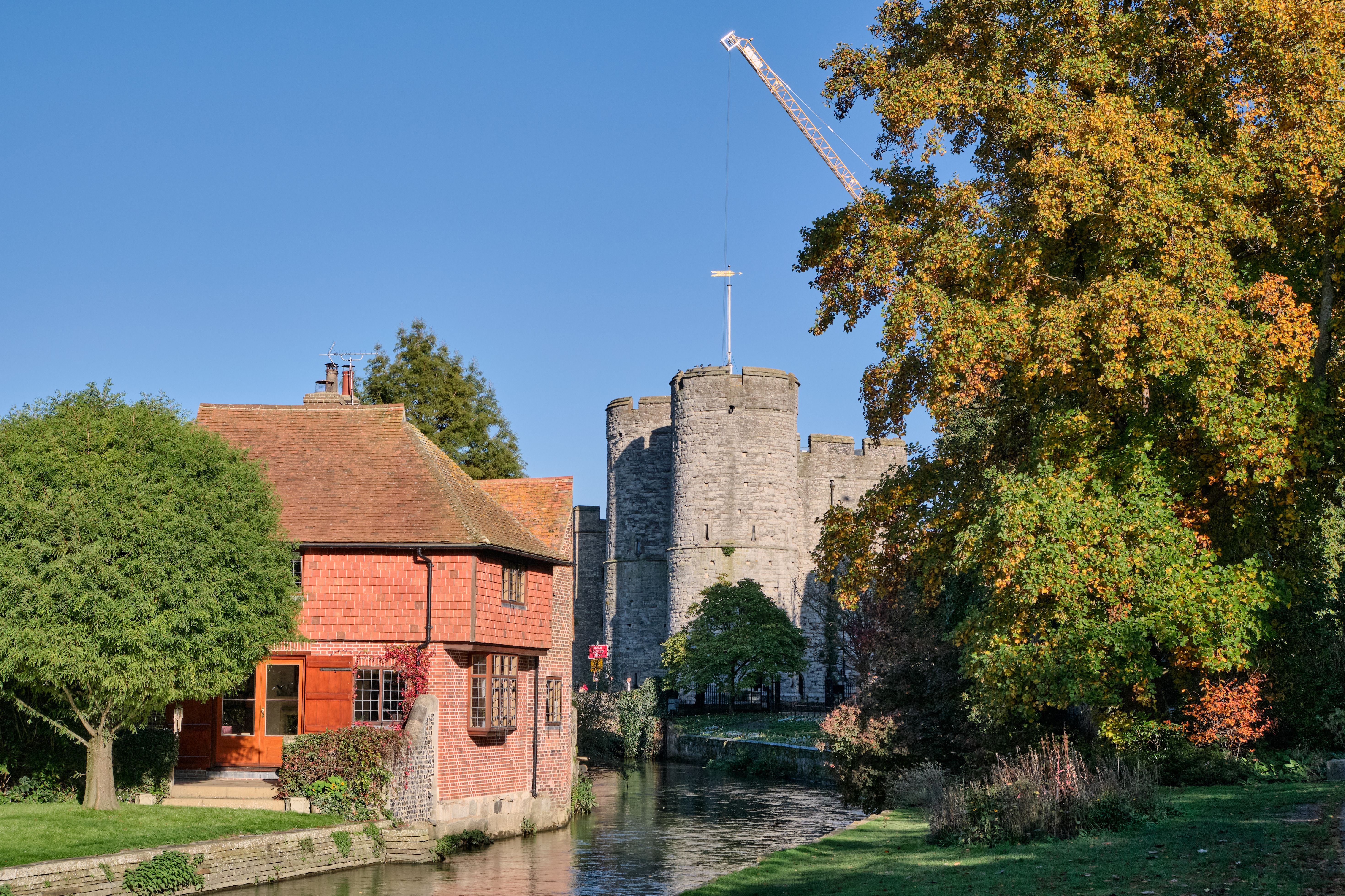 Charming Riverside Cottage by Medieval Castle · Free Stock Photo