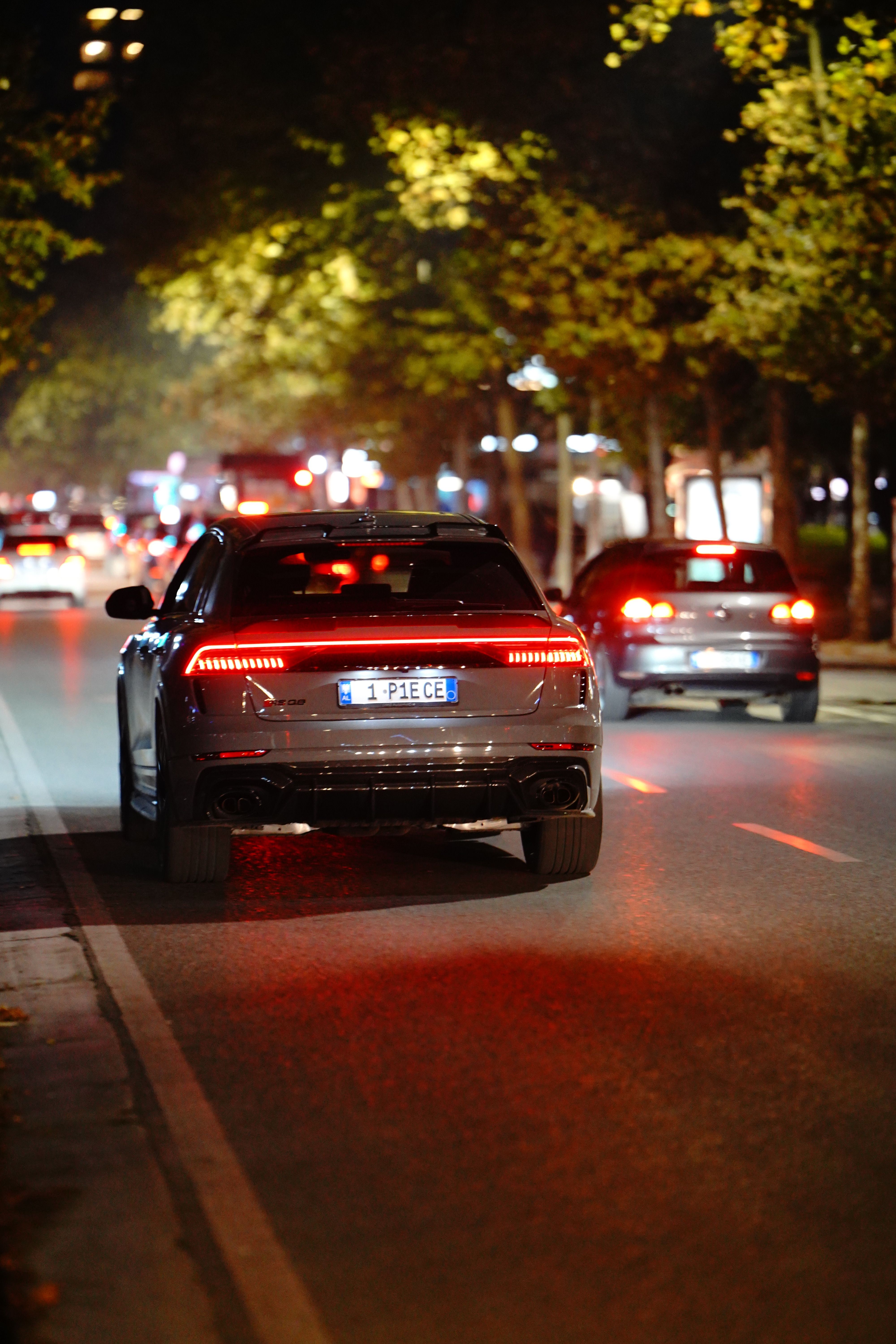 Night Street Scene with Cars and City Lights · Free Stock Photo