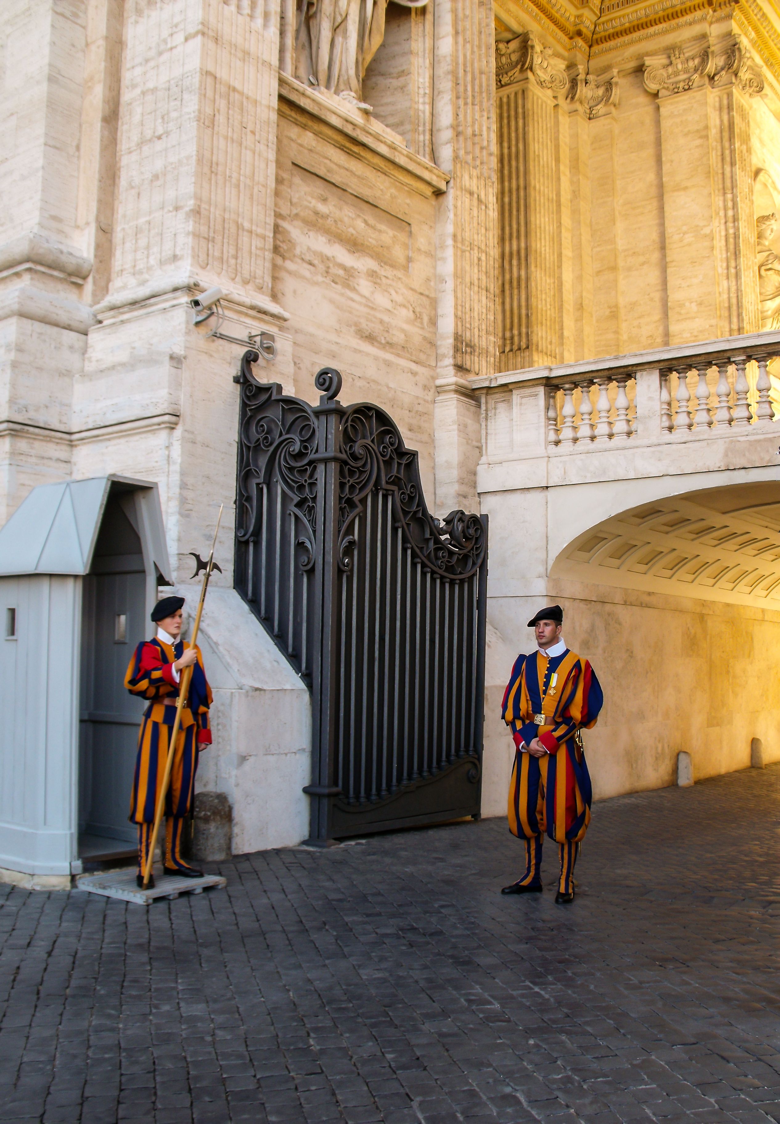 Guarda Suíça Na Entrada Da Cidade Do Vaticano · Foto profissional gratuita