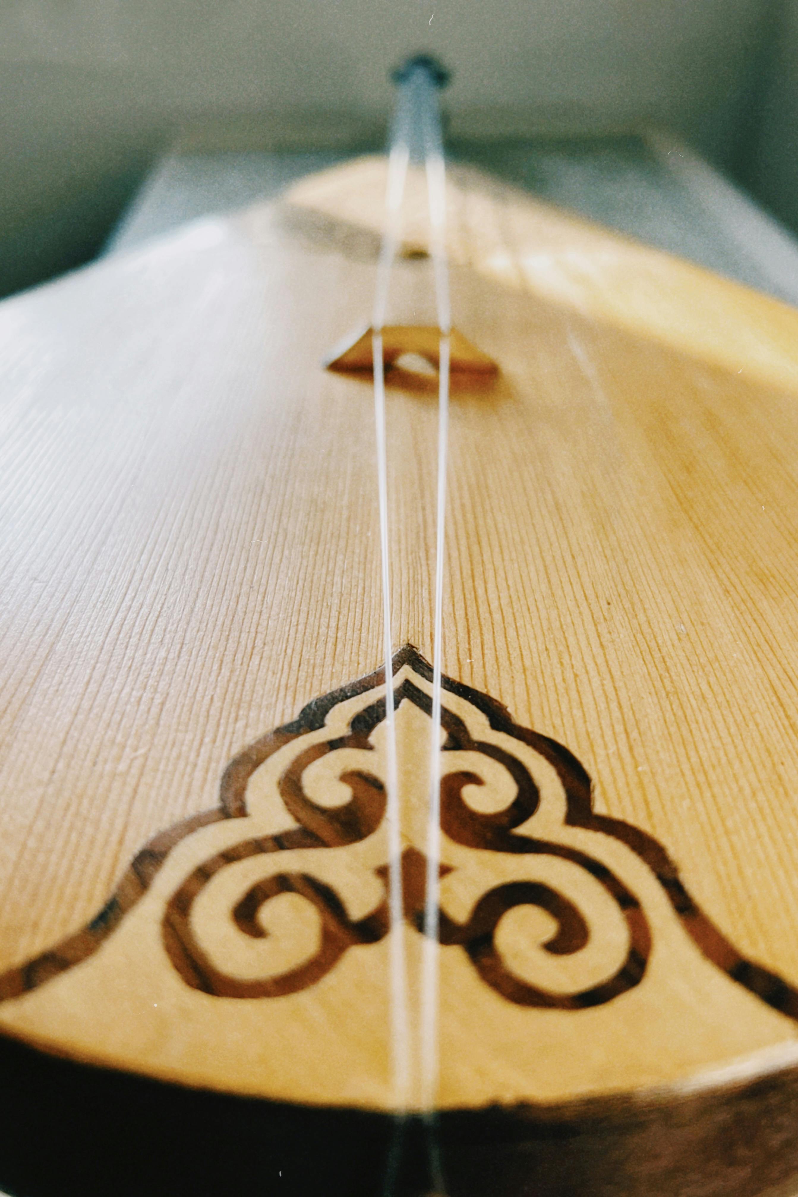 Close Up Senar Instrumen Dombyra Tradisional · Foto Stok Gratis