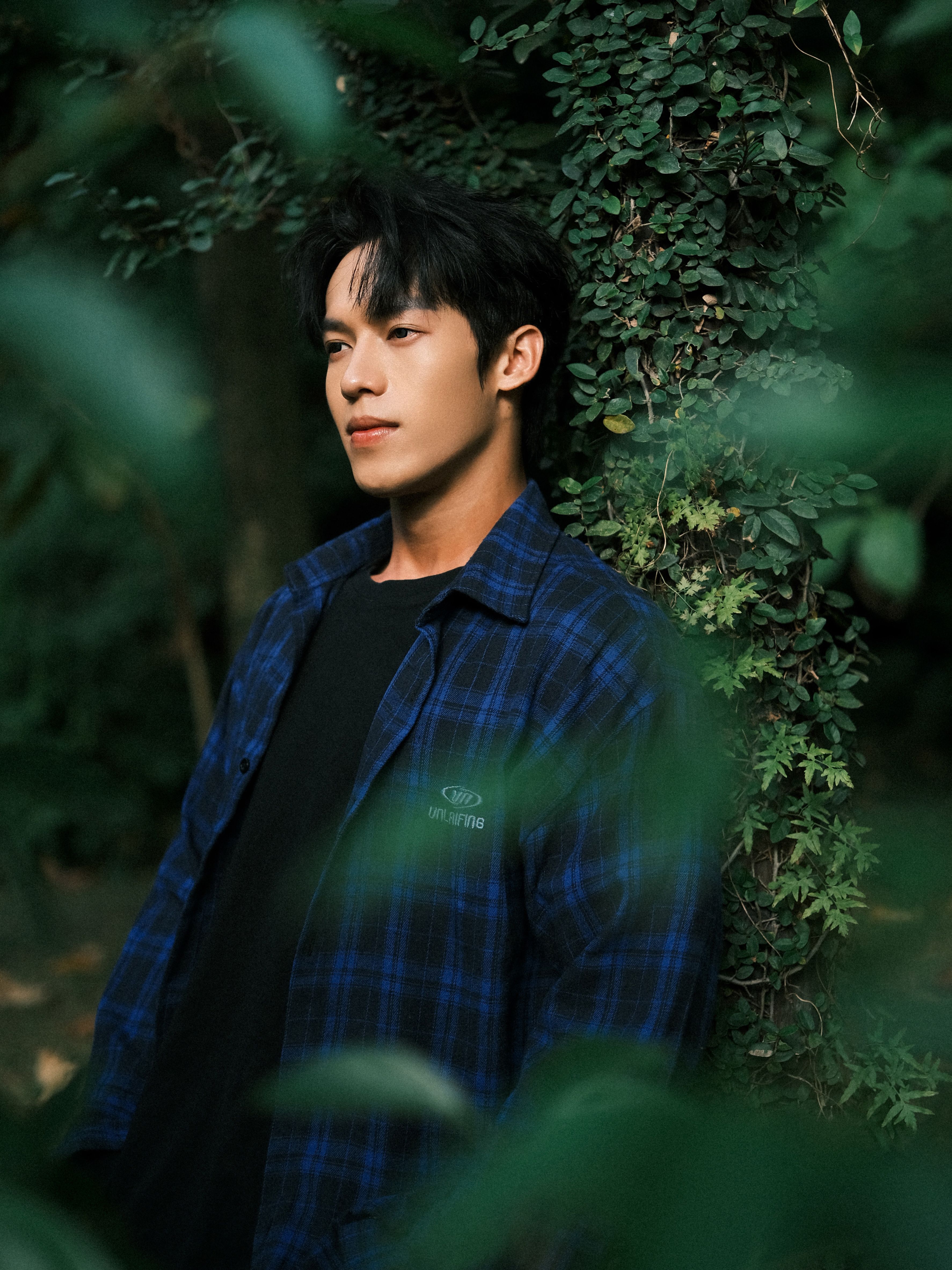 Joven Contemplativo En Un Entorno De Bosque Frondoso · Foto de stock ...