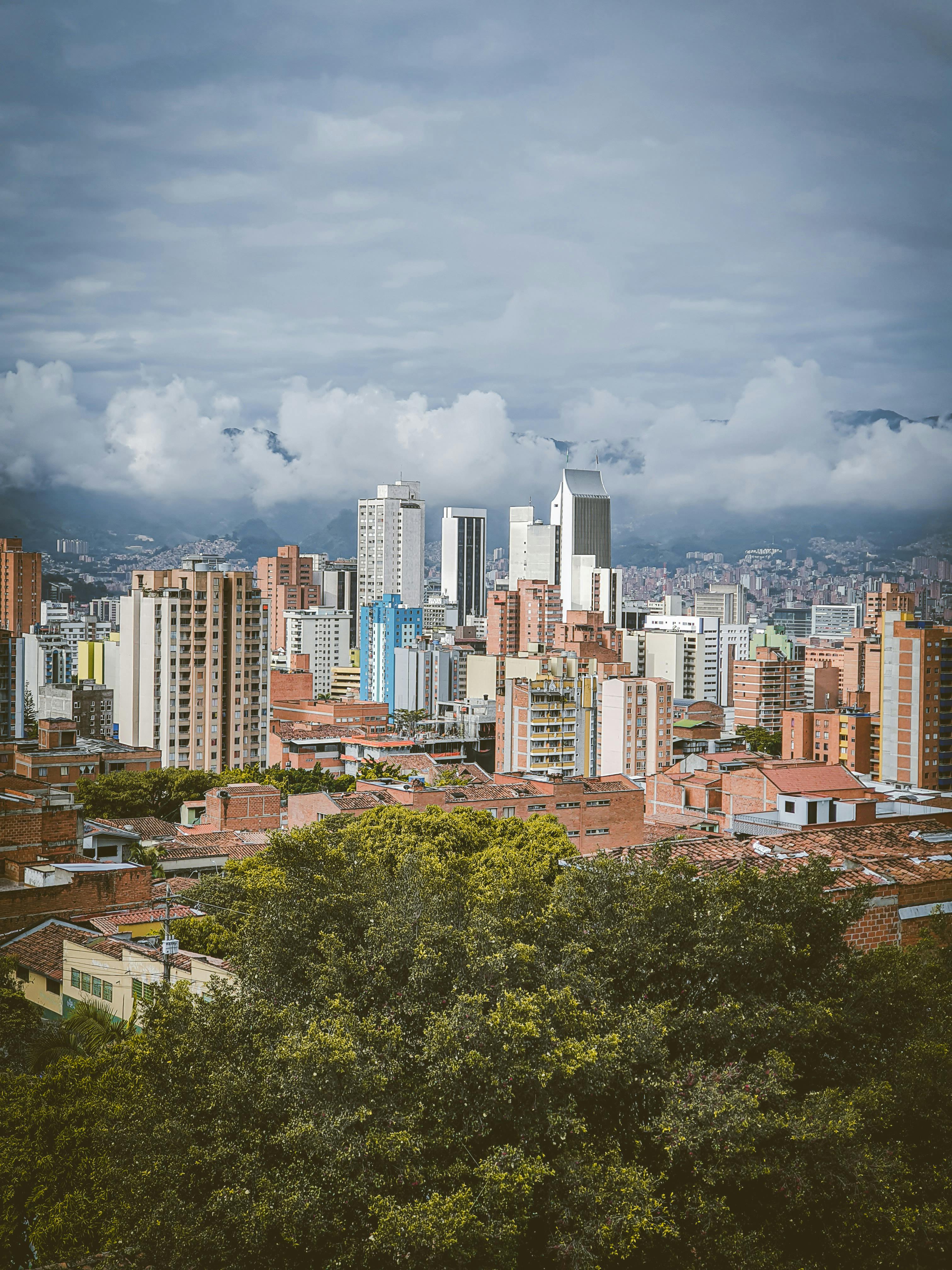 Skyline De Medellín Con Edificio Coltejer · Foto de stock gratuita