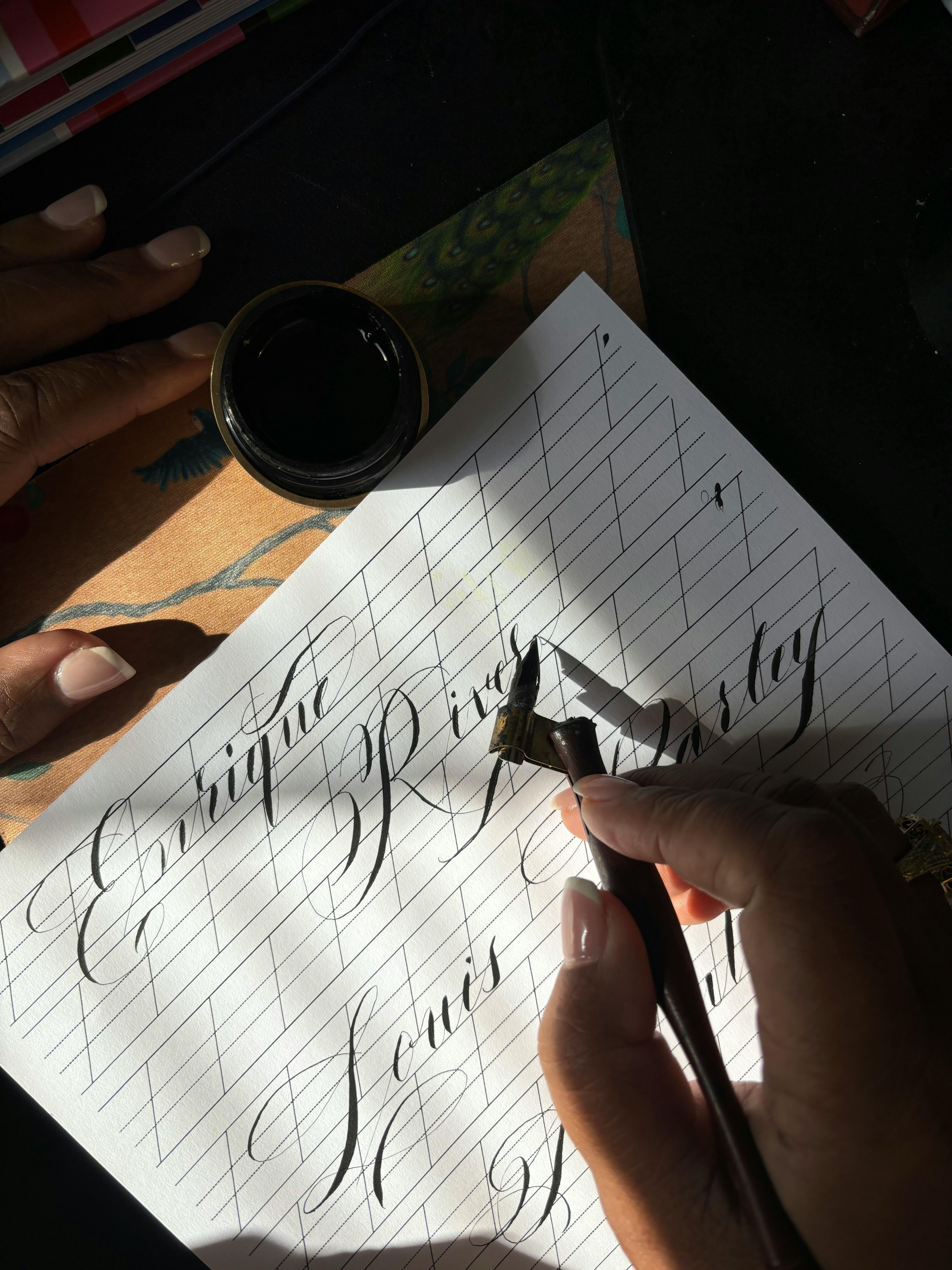 Caligrafía Artística A La Luz Del Sol Matutino · Foto de stock gratuita