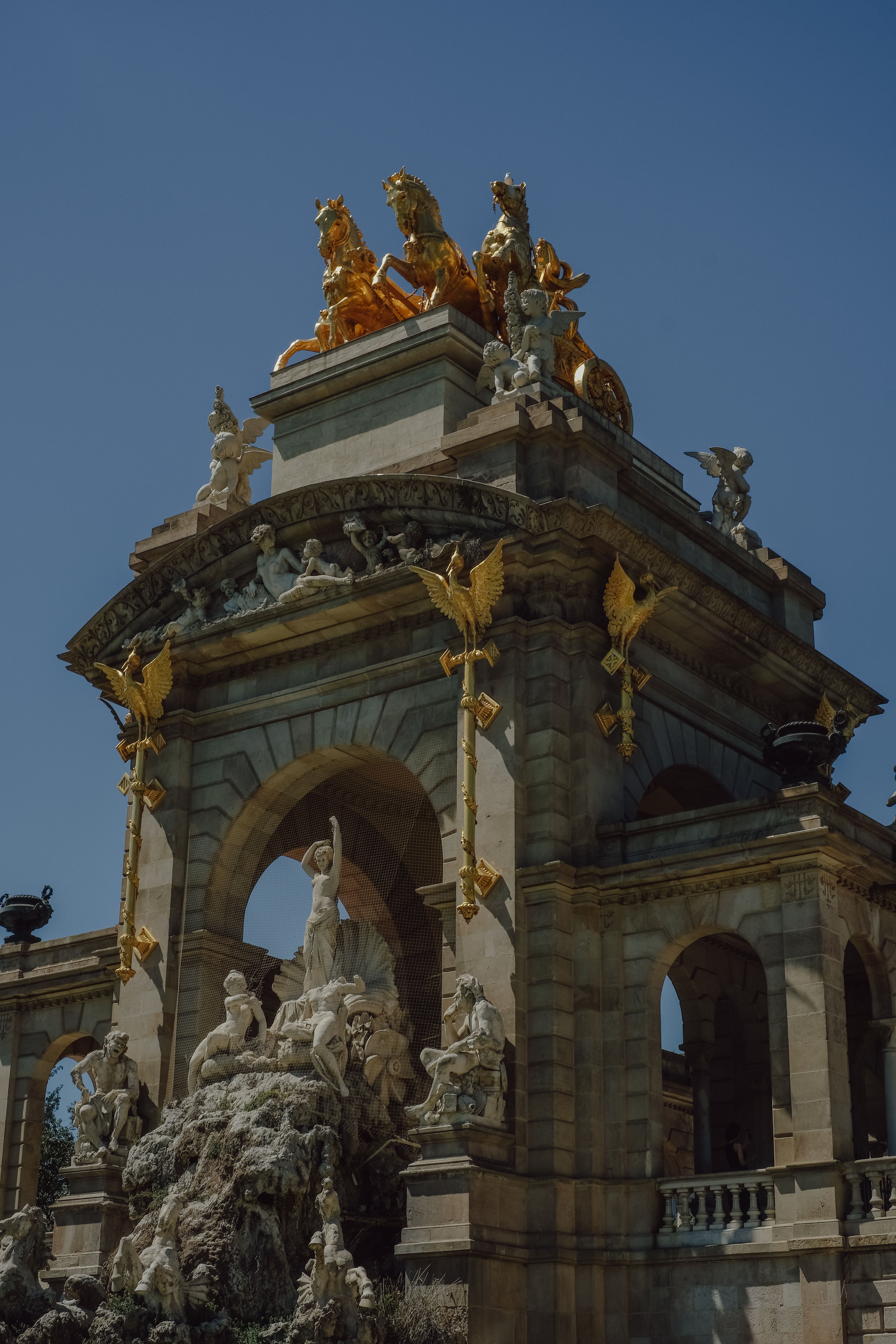 Carroza Dorada En El Monumento De La Cascada De Barcelona · Foto de ...
