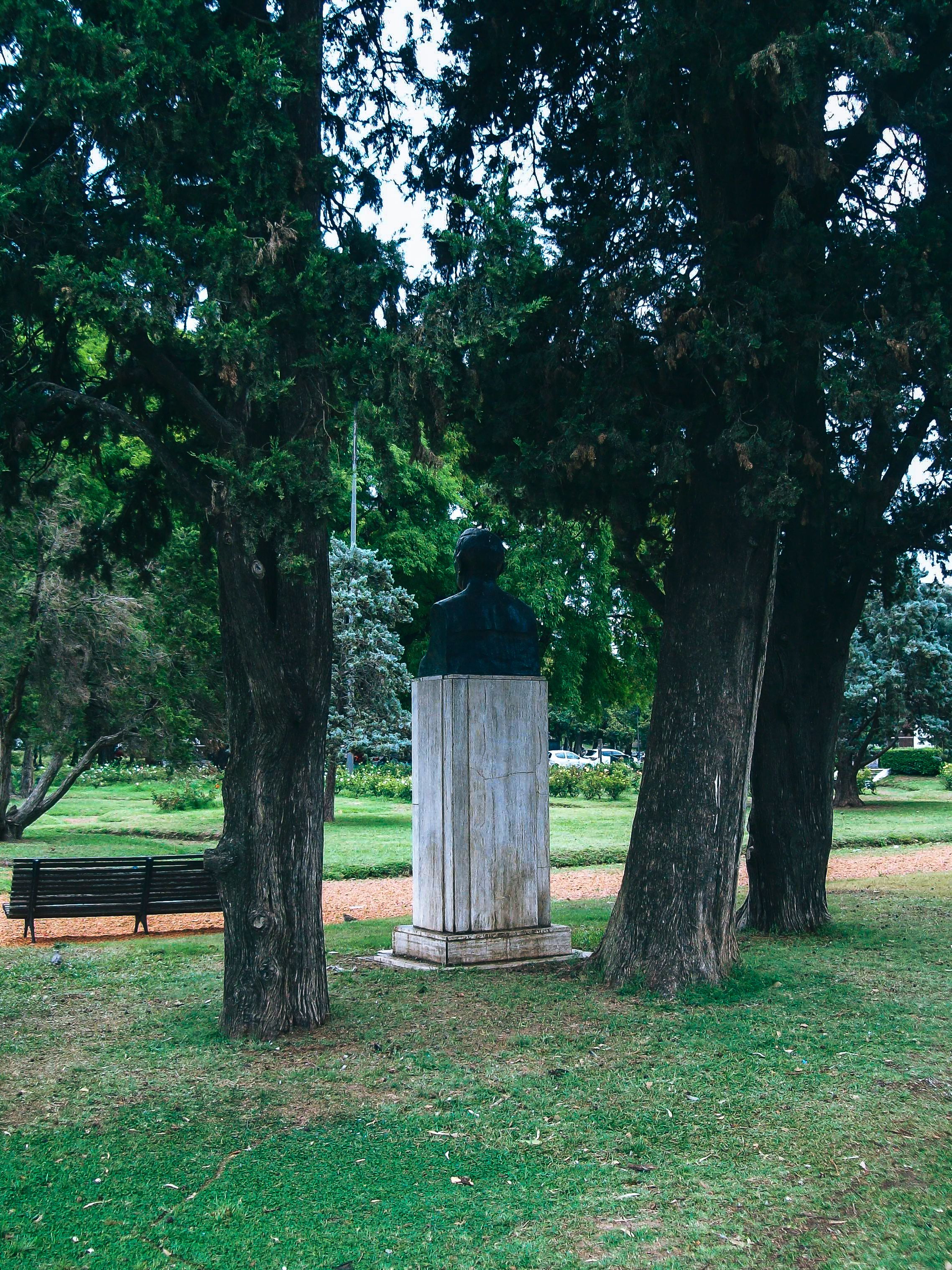Patung Dan Pohon Di Parque De La Independencia, Rosario · Foto Stok Gratis