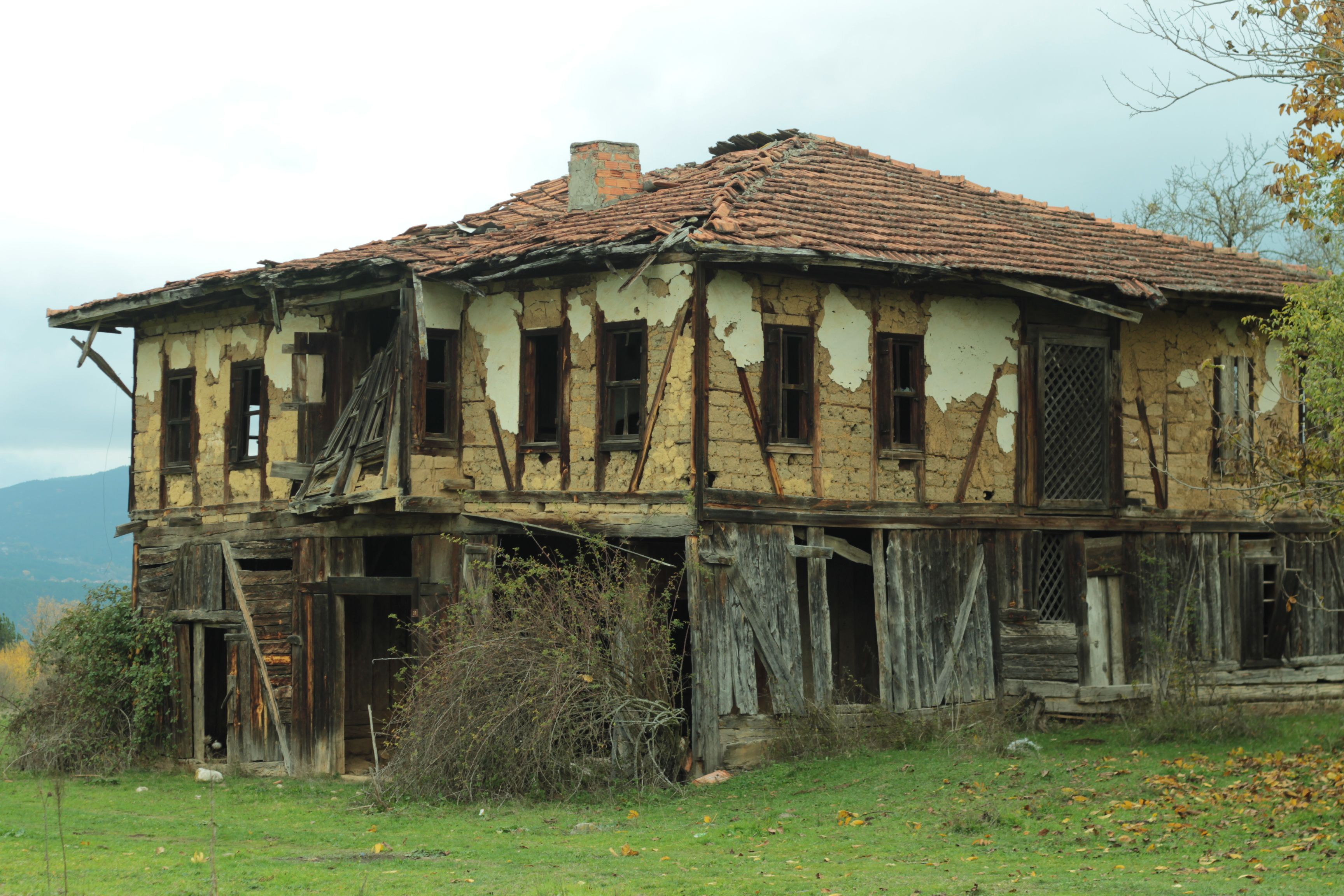 Rustic Abandoned House in Mengen, Turkey · Free Stock Photo