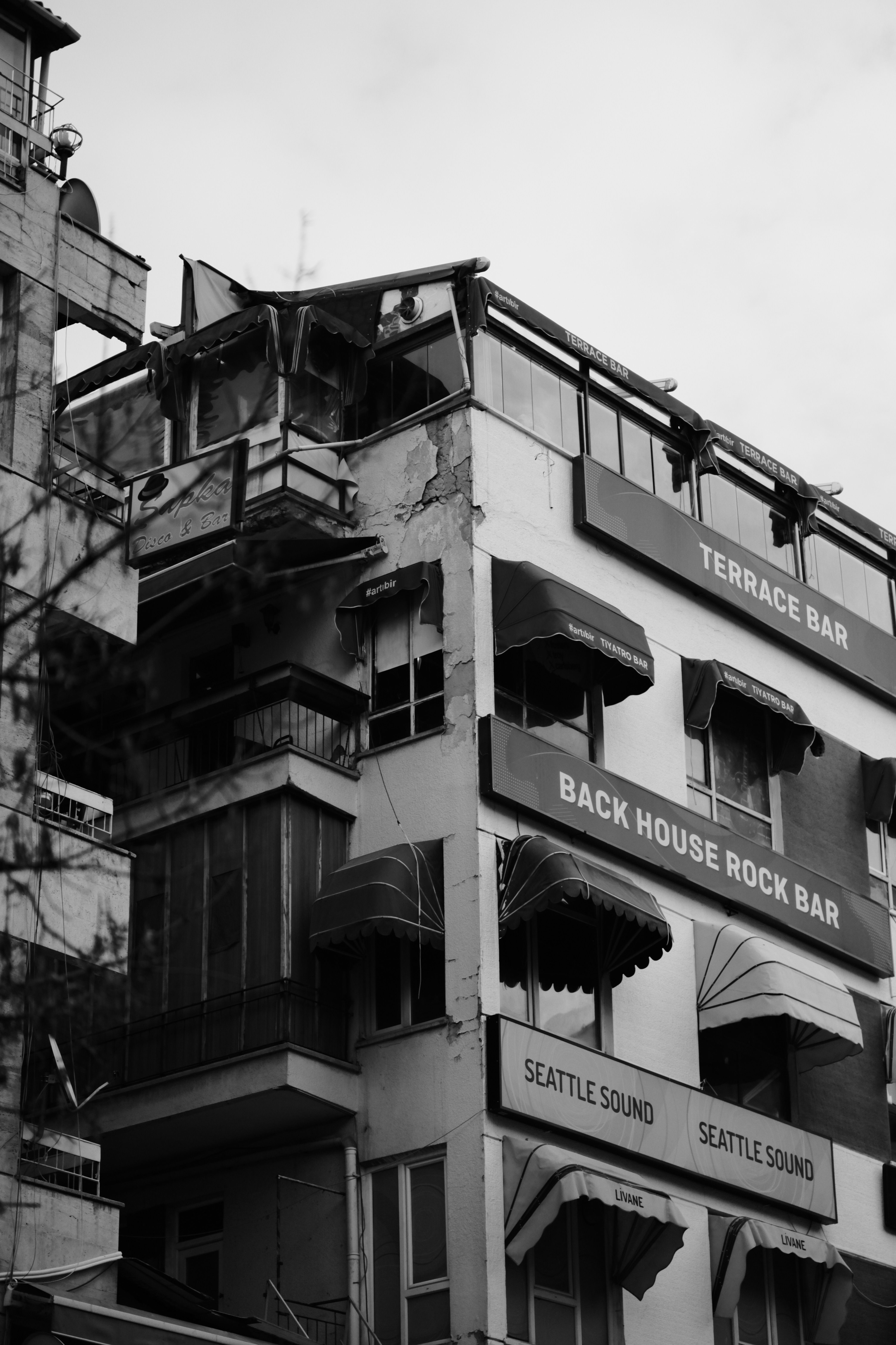 Destroyed Building in Black and White · Free Stock Photo