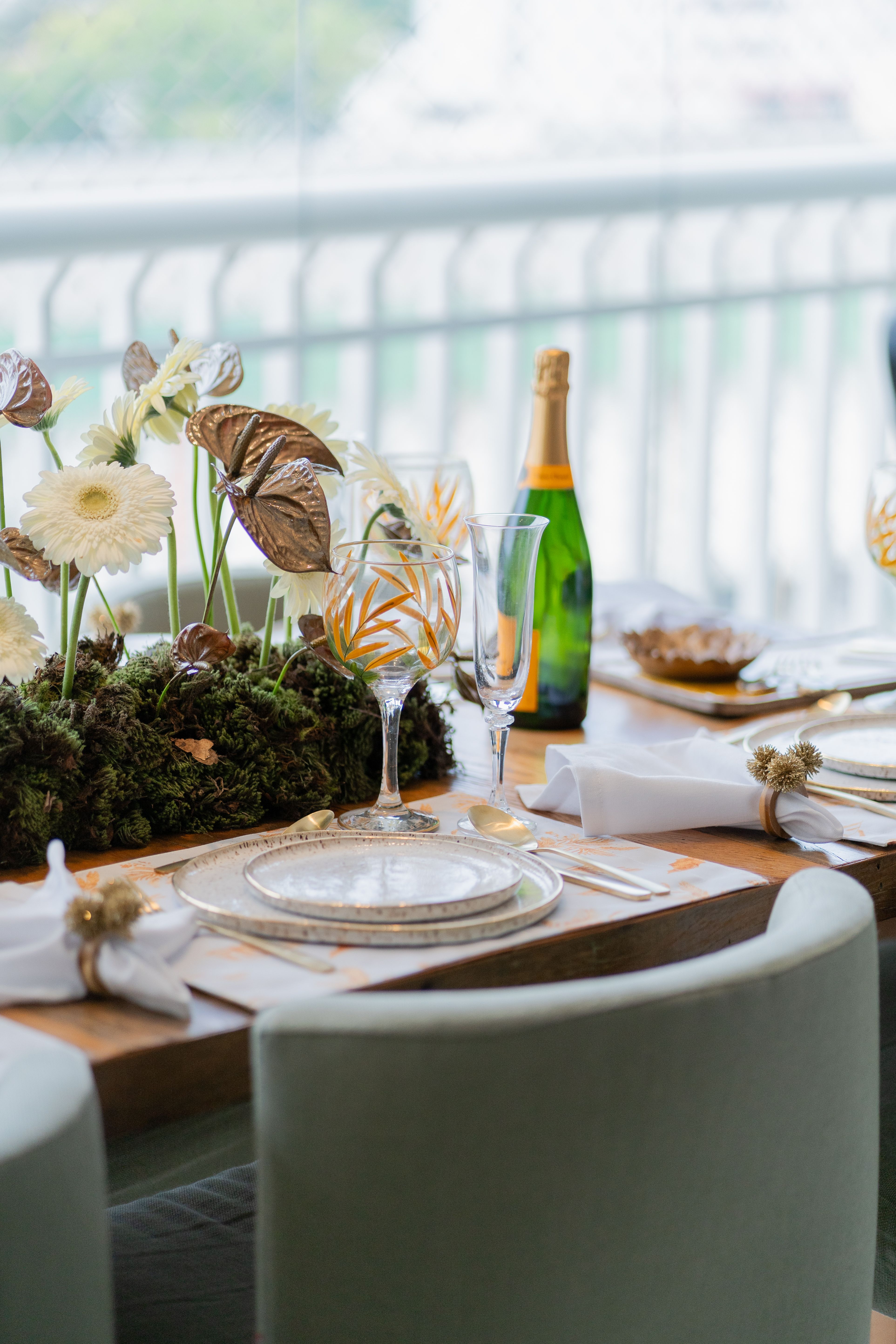 Table with alcoholic drinks and appetizers · Free Stock Photo