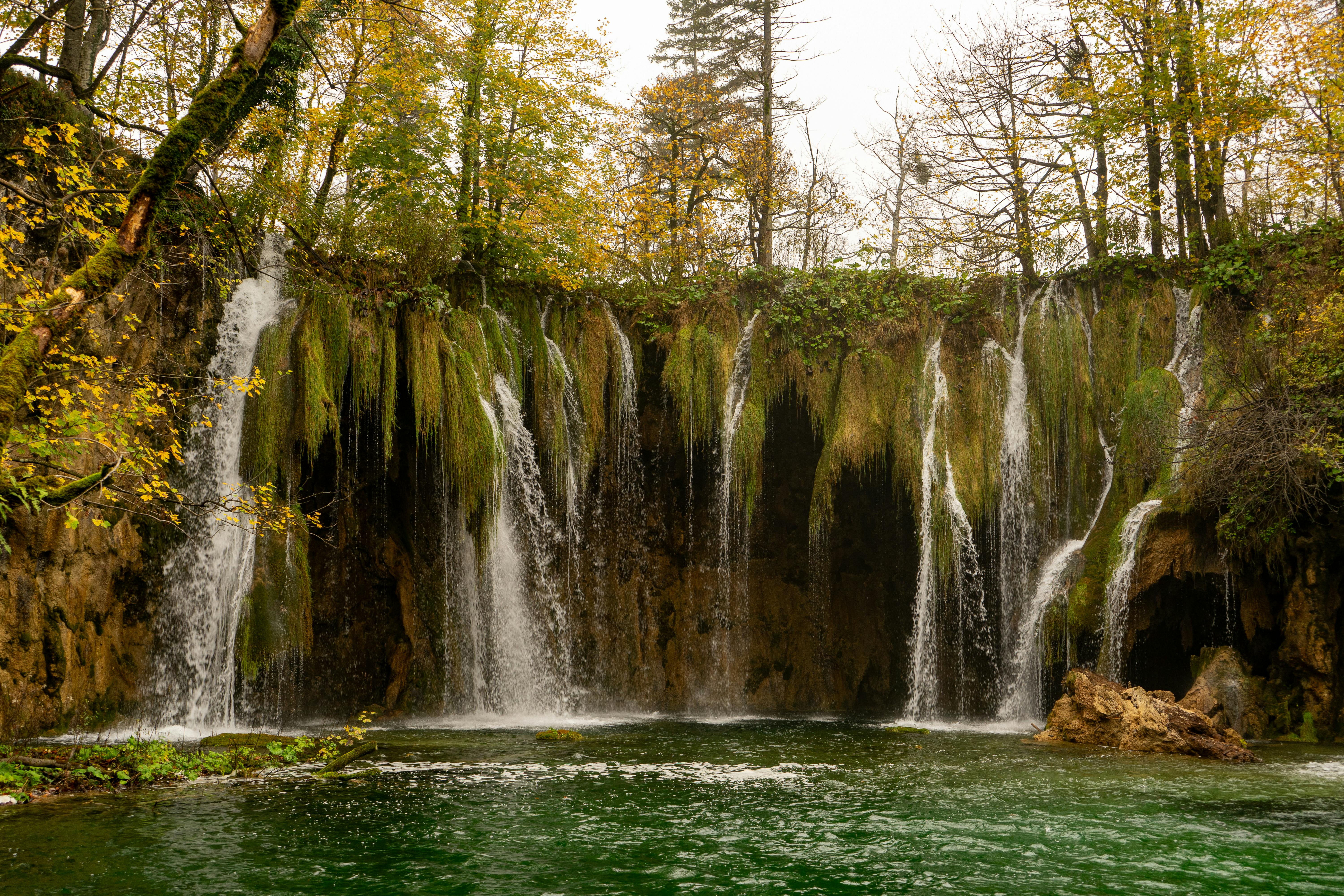 Stunning Waterfall in Autumn, Plitvice Lakes · Free Stock Photo