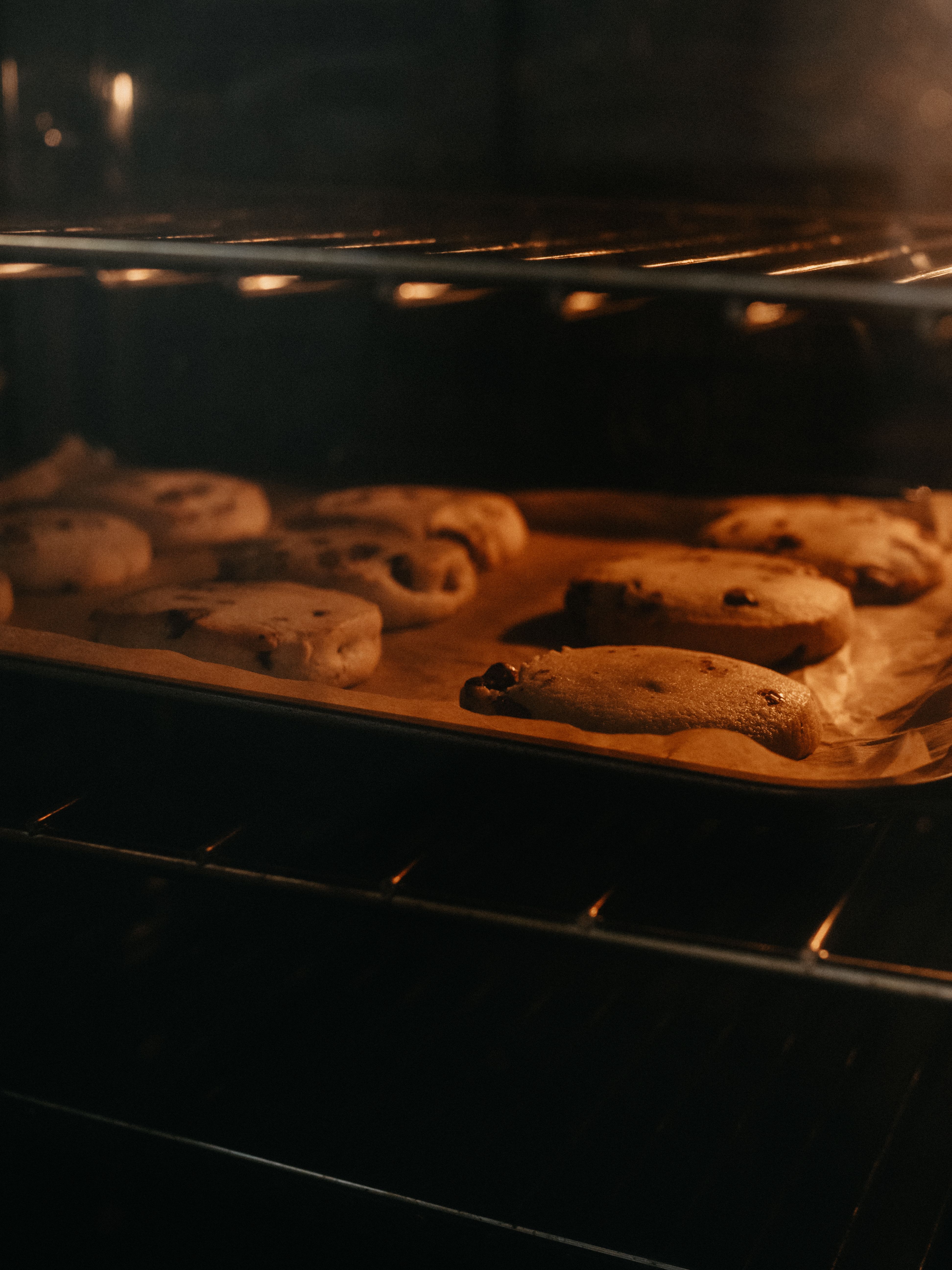 Galletas Con Chispas De Chocolate Recién Horneadas En El Horno · Foto ...