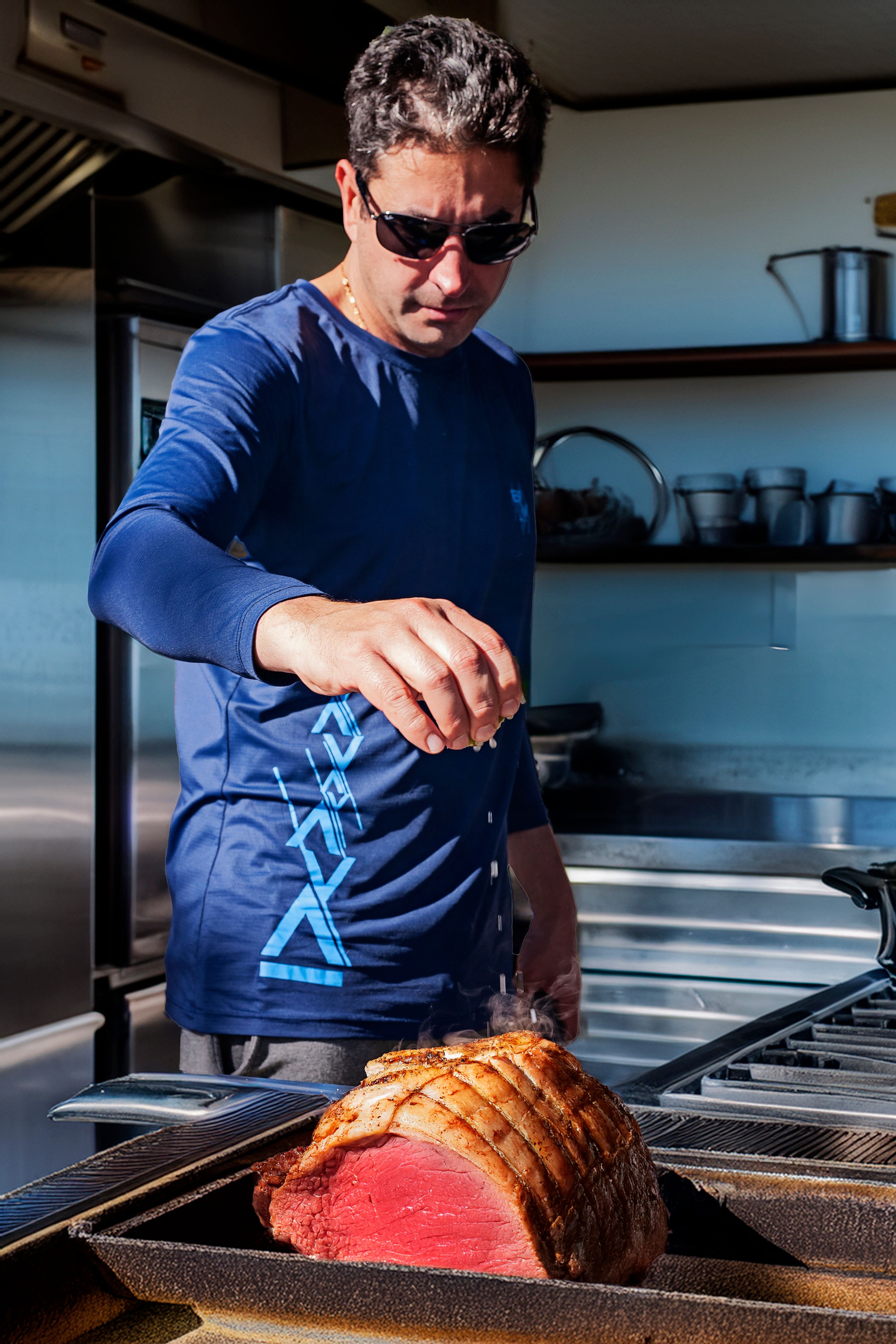 Chef Sazonando Carne Asada En Una Cocina Moderna · Foto de stock gratuita