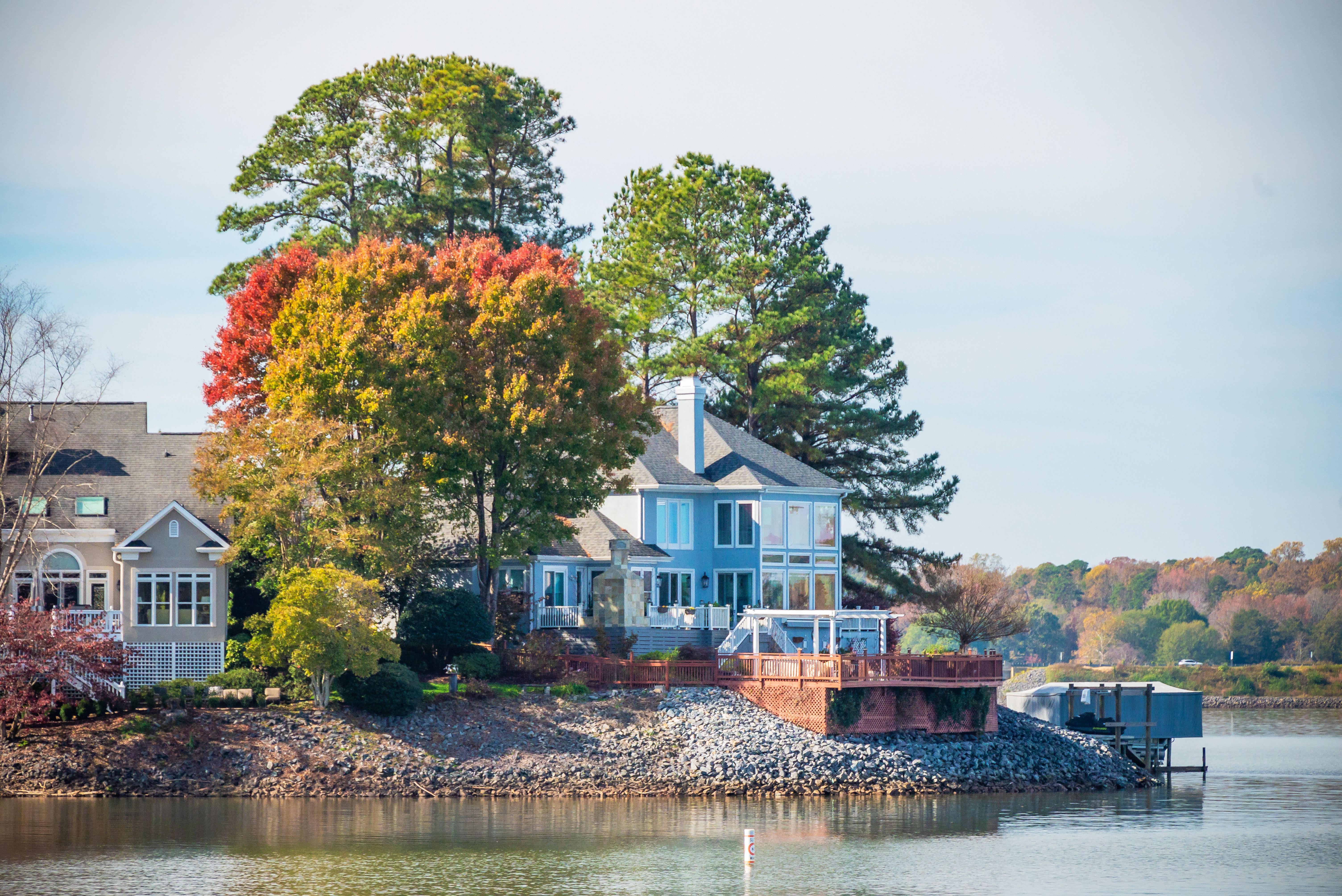 Charming Lakeside House in Autumn Setting · Free Stock Photo