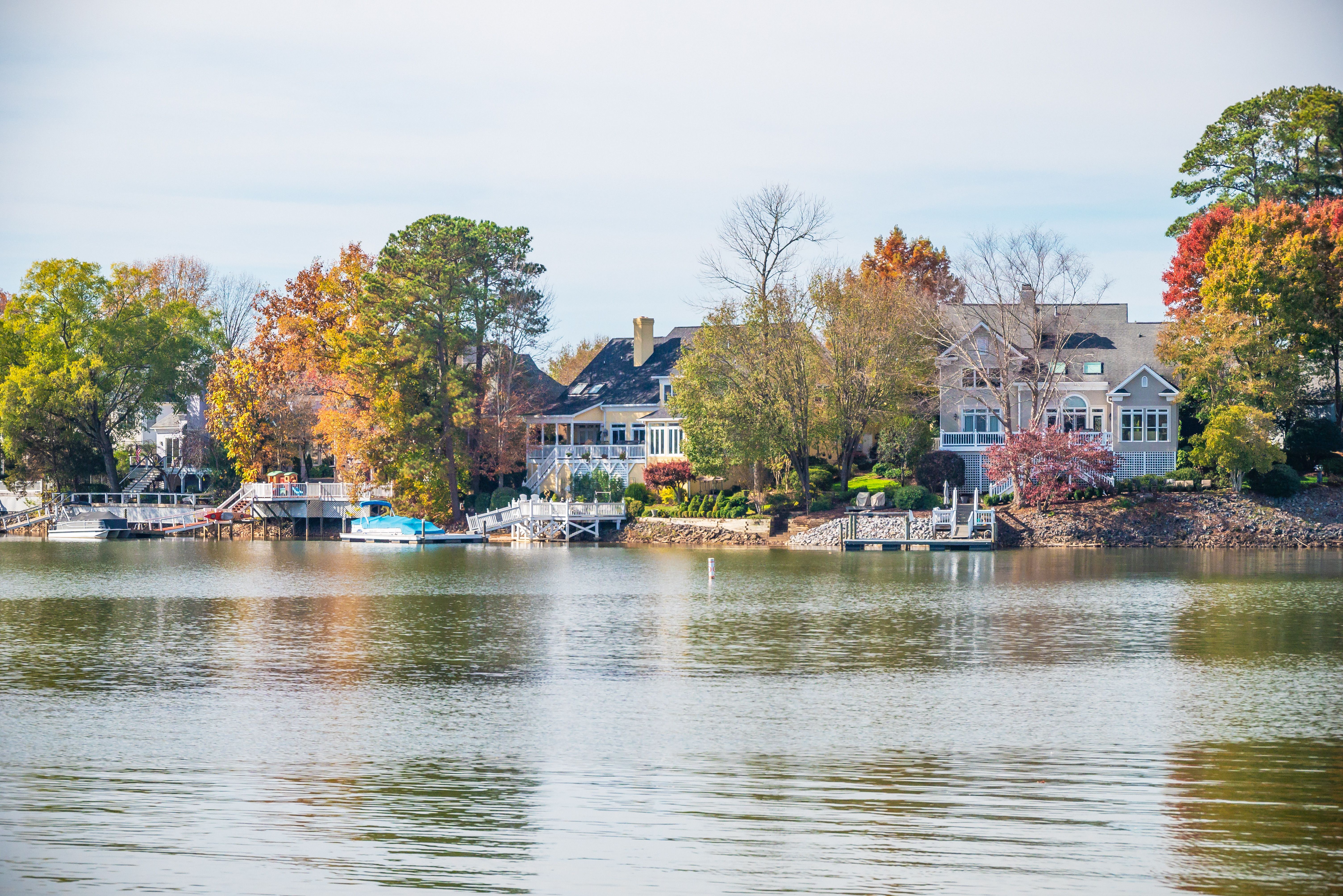 Scenic Lakeside Homes with Autumn Foliage · Free Stock Photo