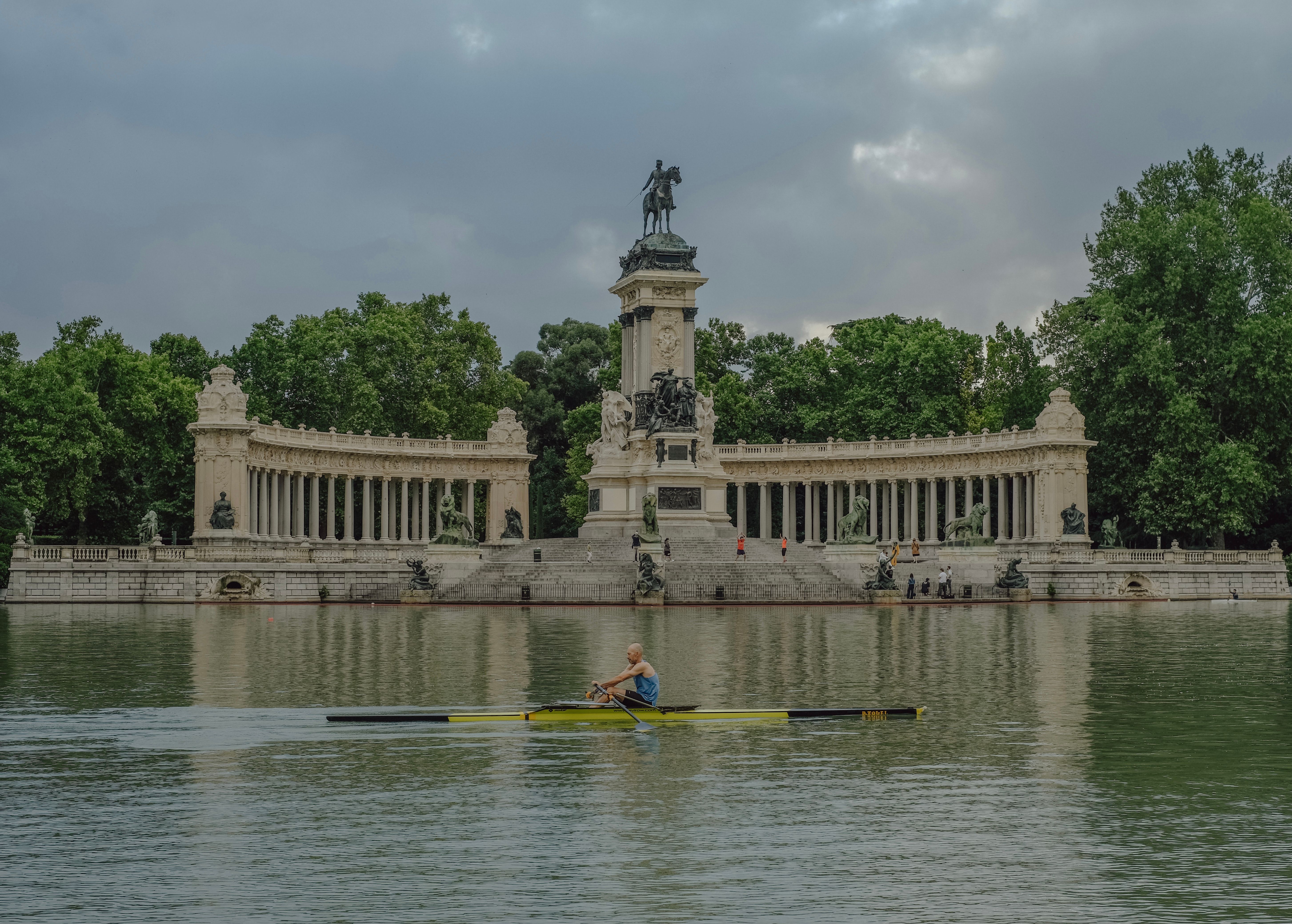 Remero Individual En El Lago Del Parque Del Retiro, Madrid · Foto de ...