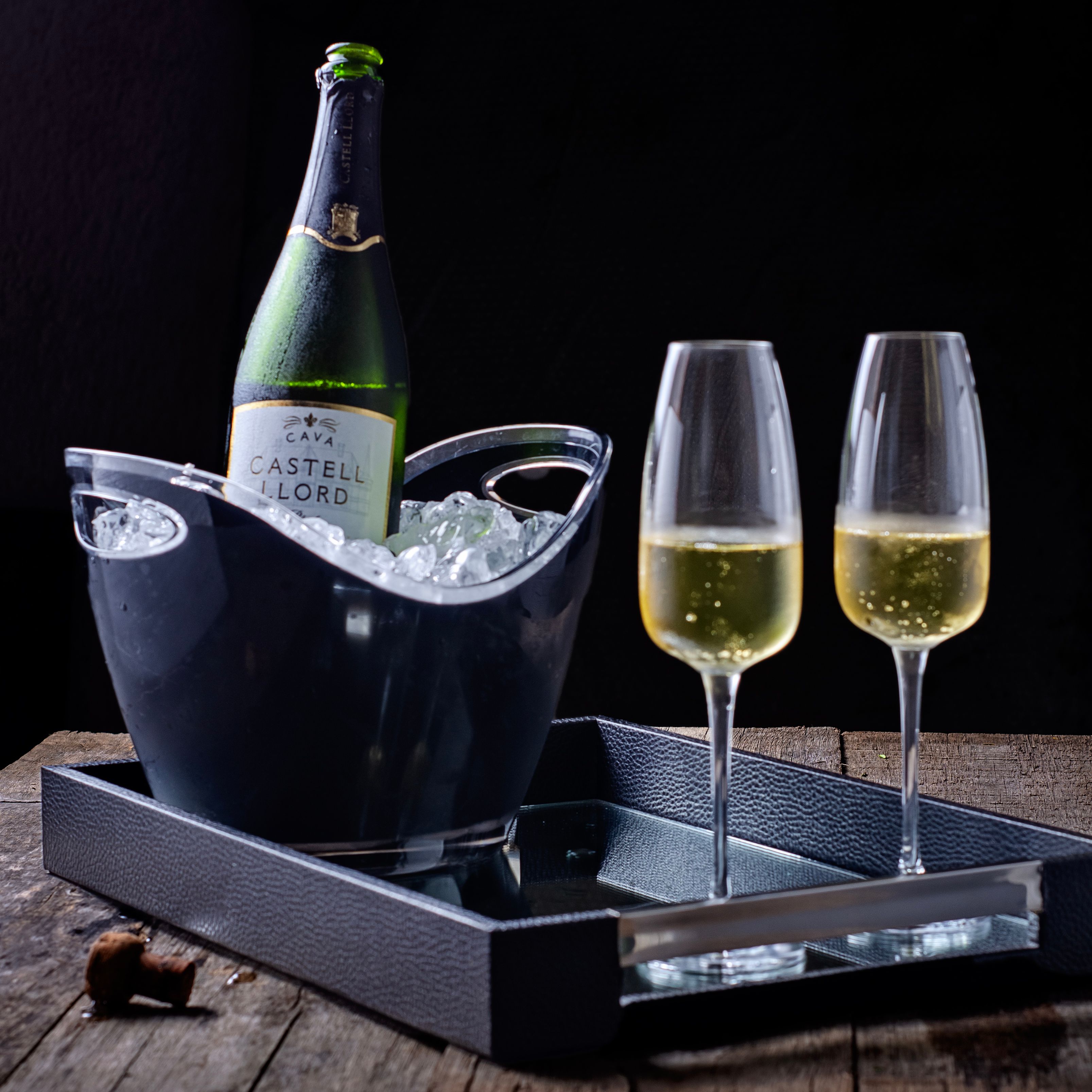 Botella De Cava Fría Con Copas De Champán · Foto de stock gratuita