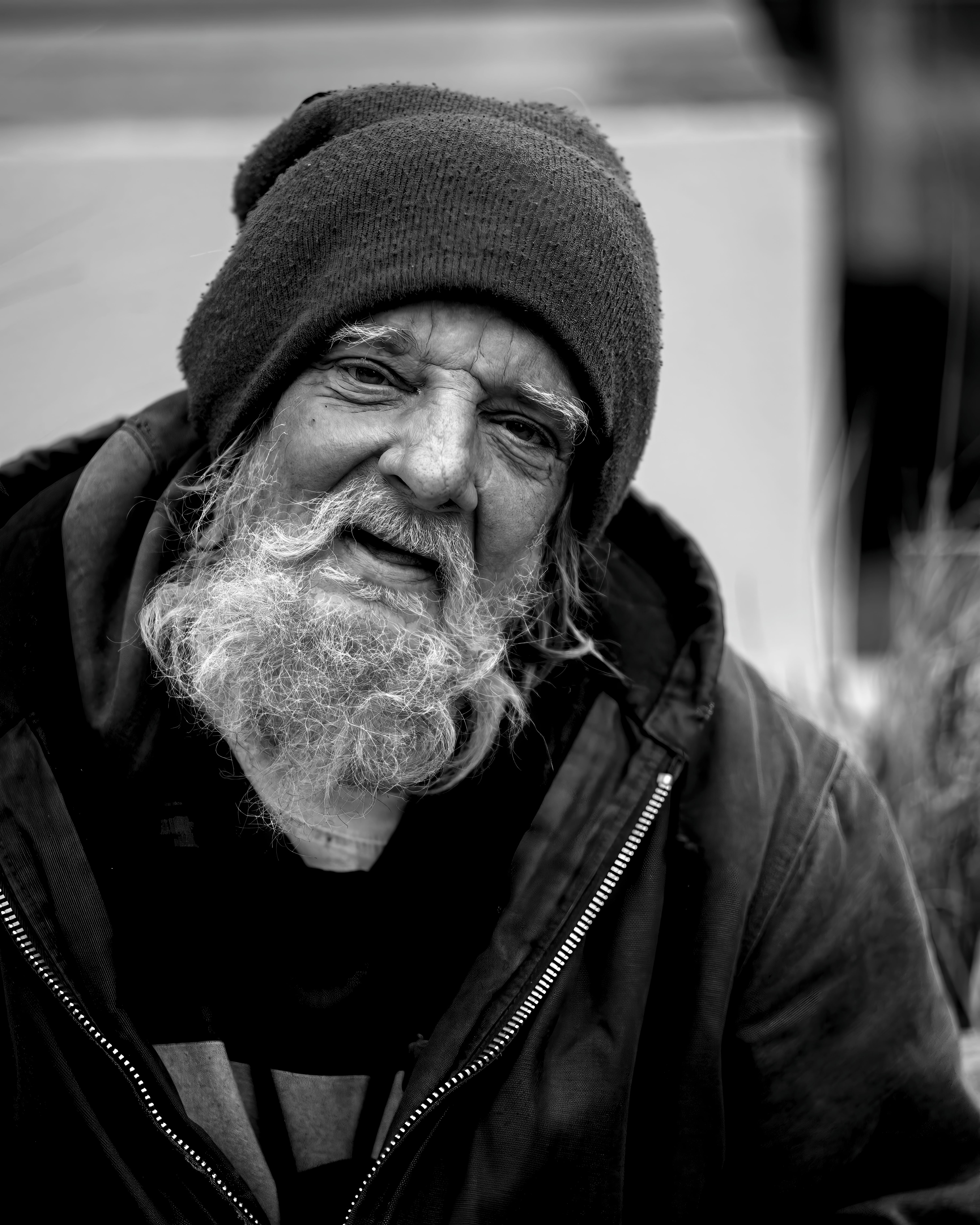 Portrait Noir Et Blanc D'un Homme Barbu En Extérieur · Photo gratuite