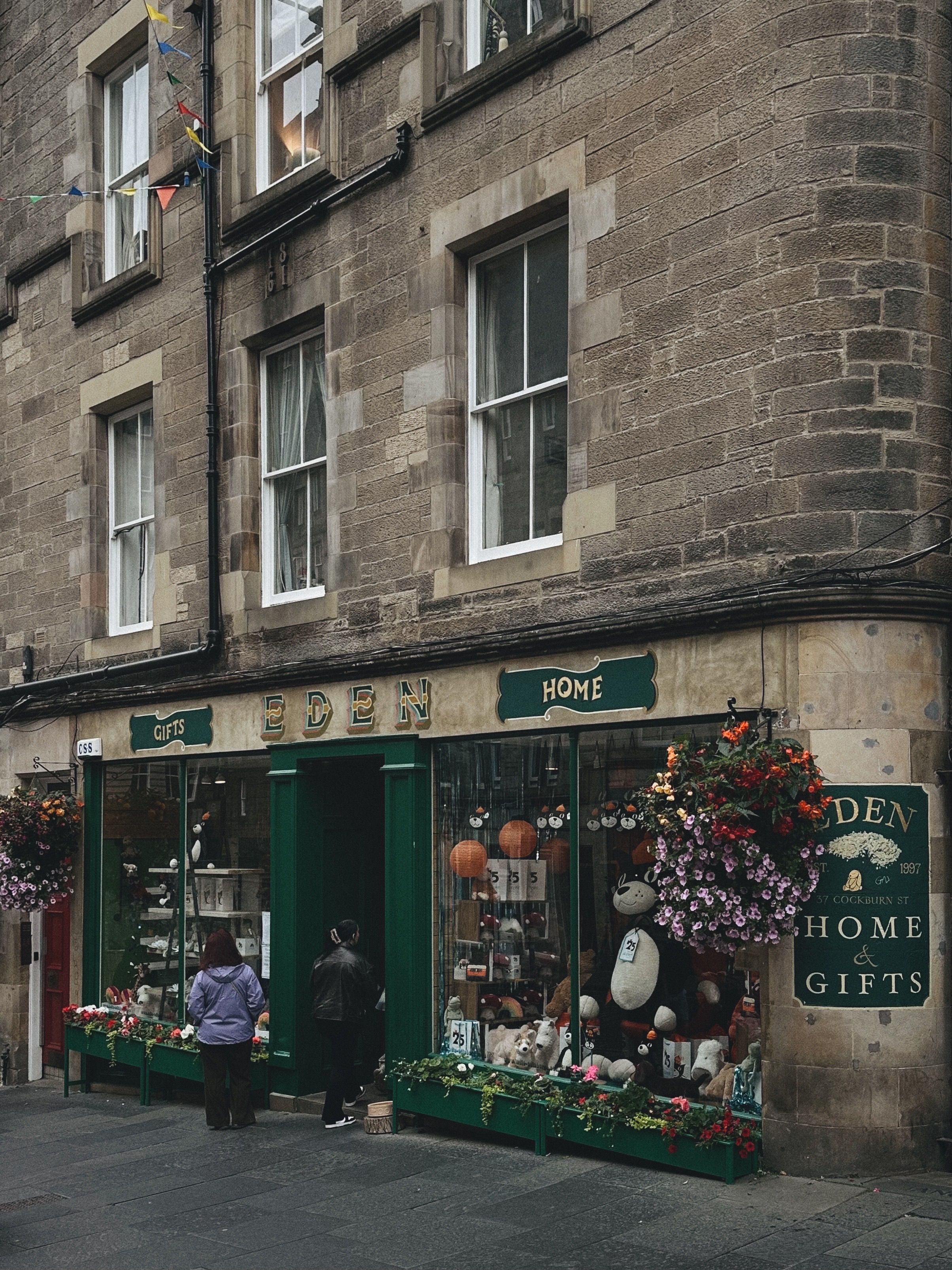 Charming Edinburgh Gift Shopfront Display · Free Stock Photo