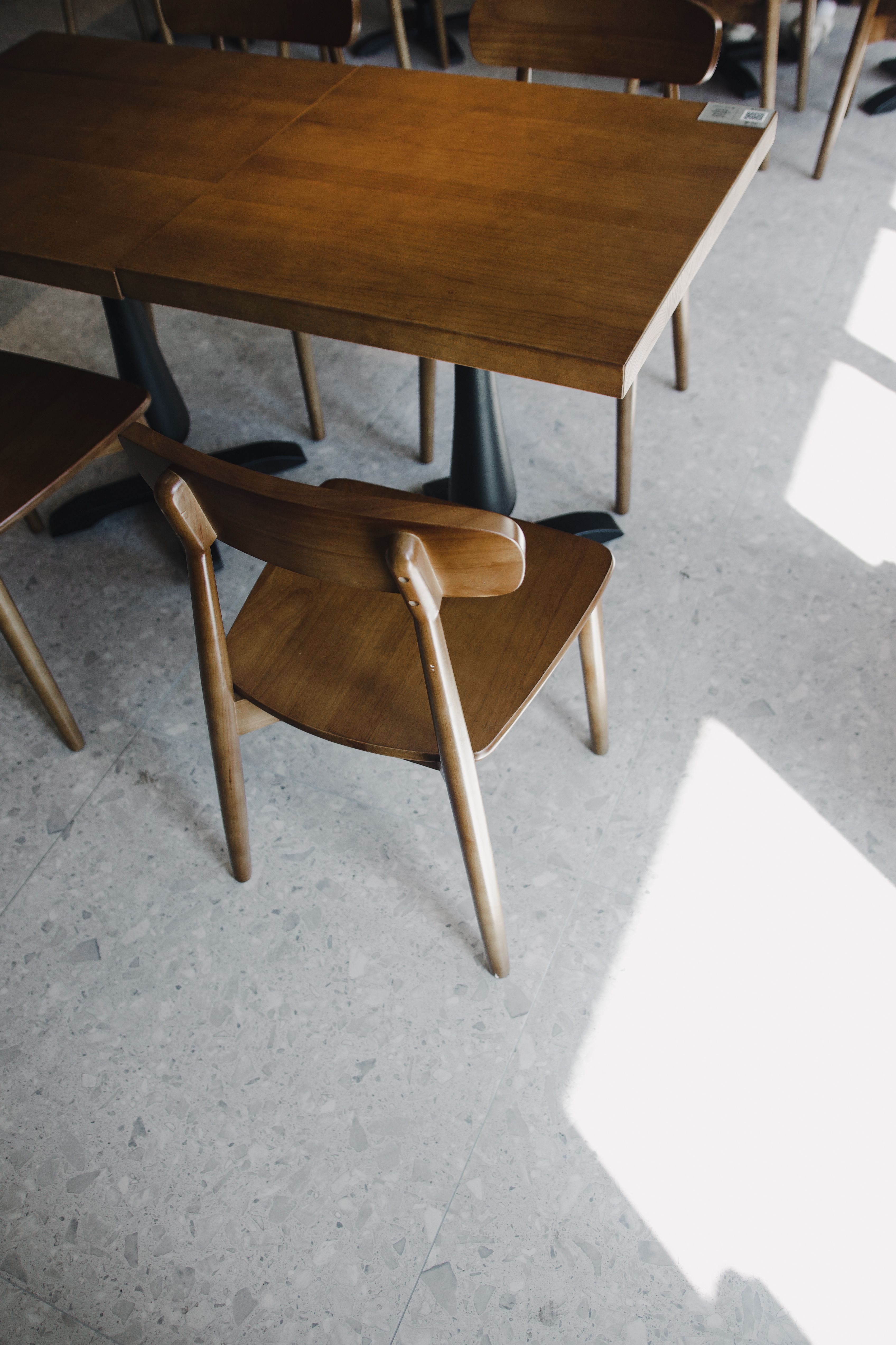 Chaise Et Table En Bois Modernes Dans Un Restaurant Ensoleillé · Photo ...